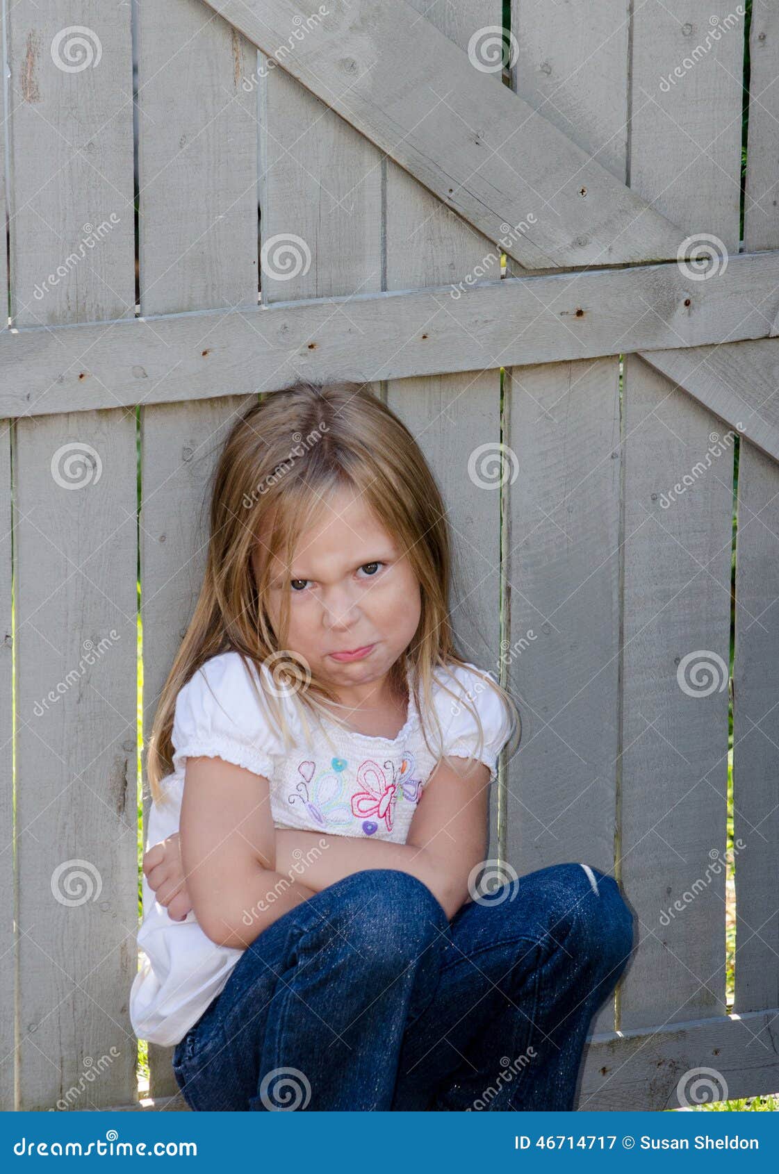 Kind met een houding stock afbeelding. Image of wijfje - 46714717