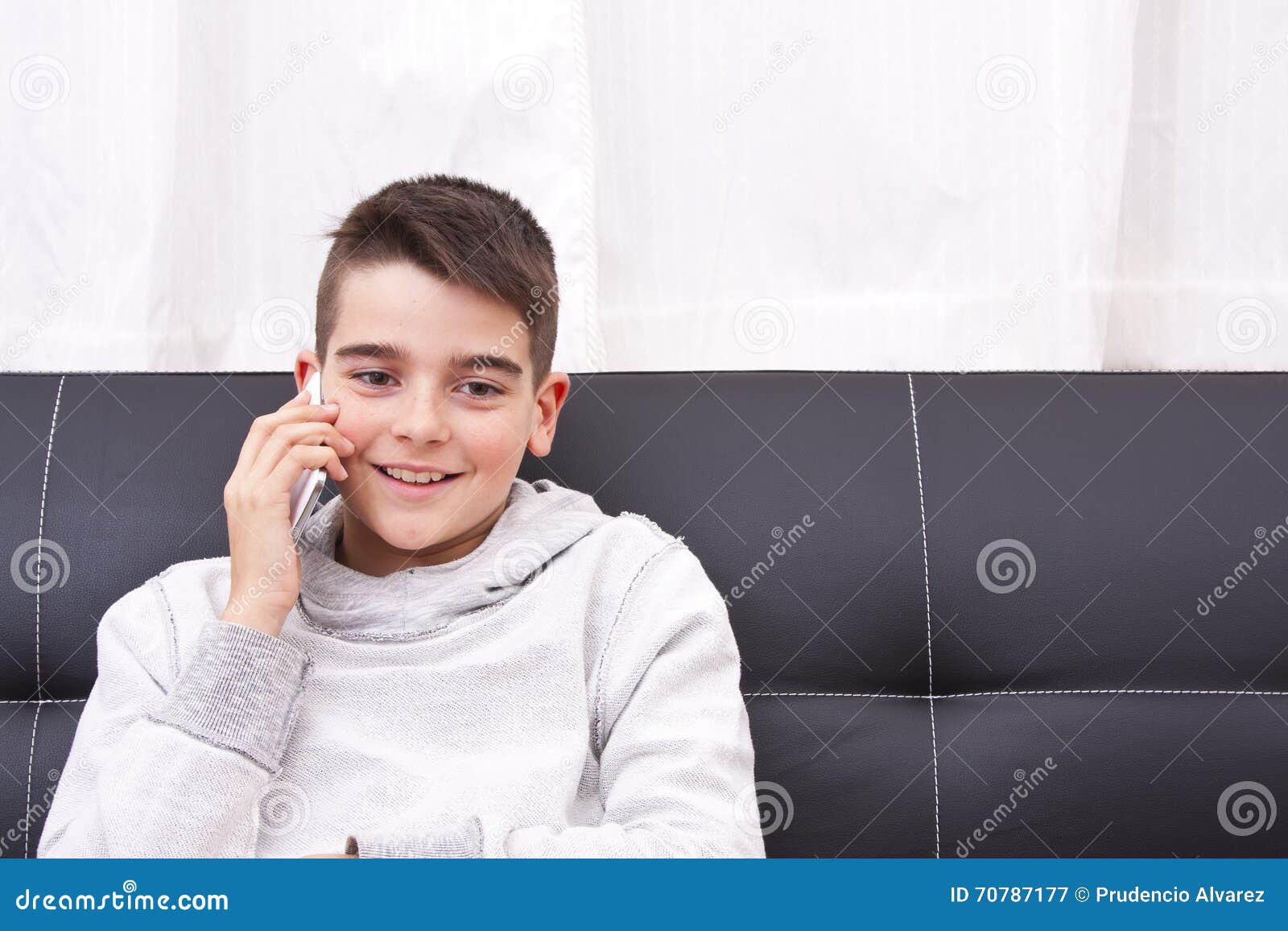 Kind met mobiele telefoon stock afbeelding. Image of klein - 70787177