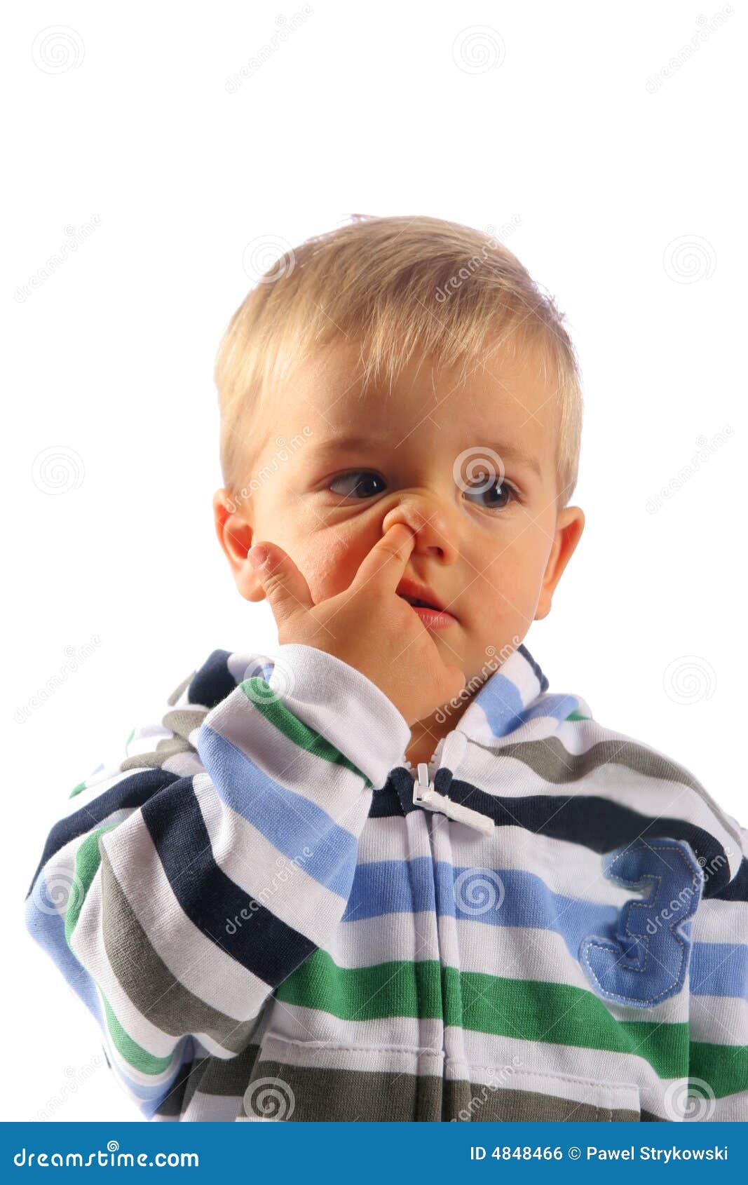 Kind Met Vinger in Zijn Neus Stock Foto - Image of studio, zwart: 4848466