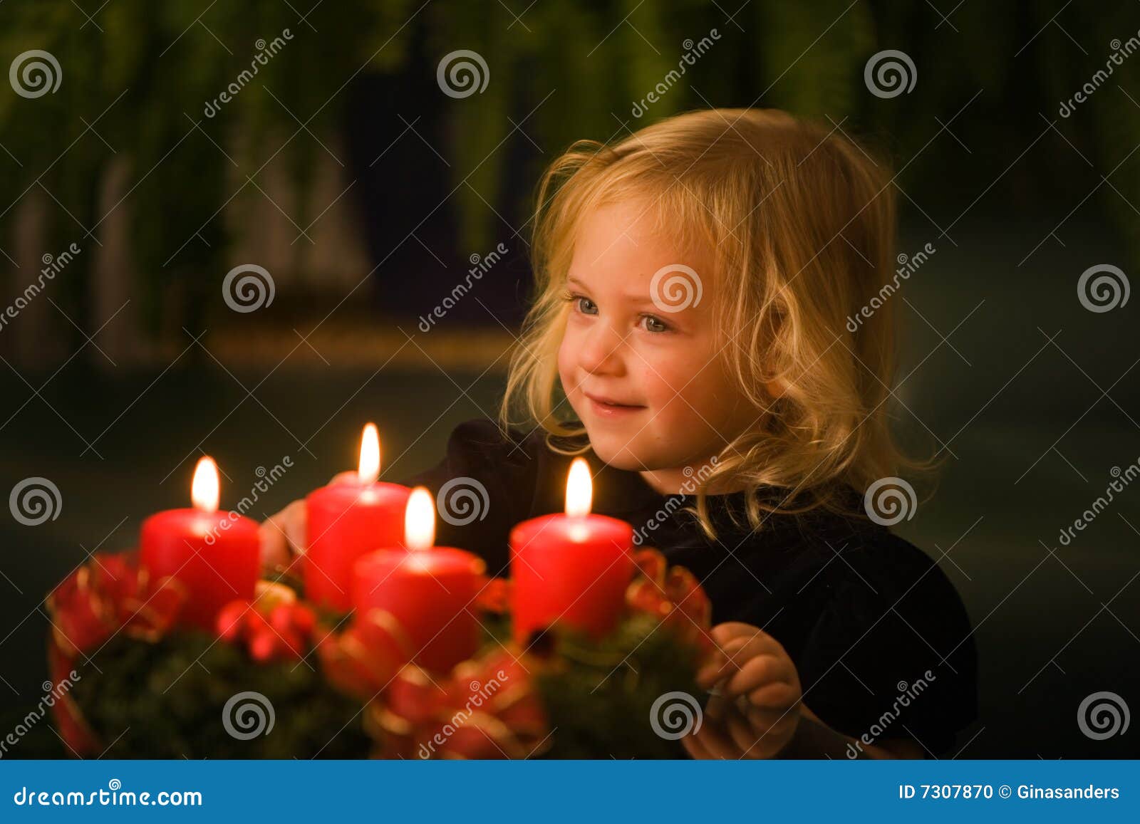 Kind mit Aufkommen Wreath stockfoto. Bild von tochter - 7307870