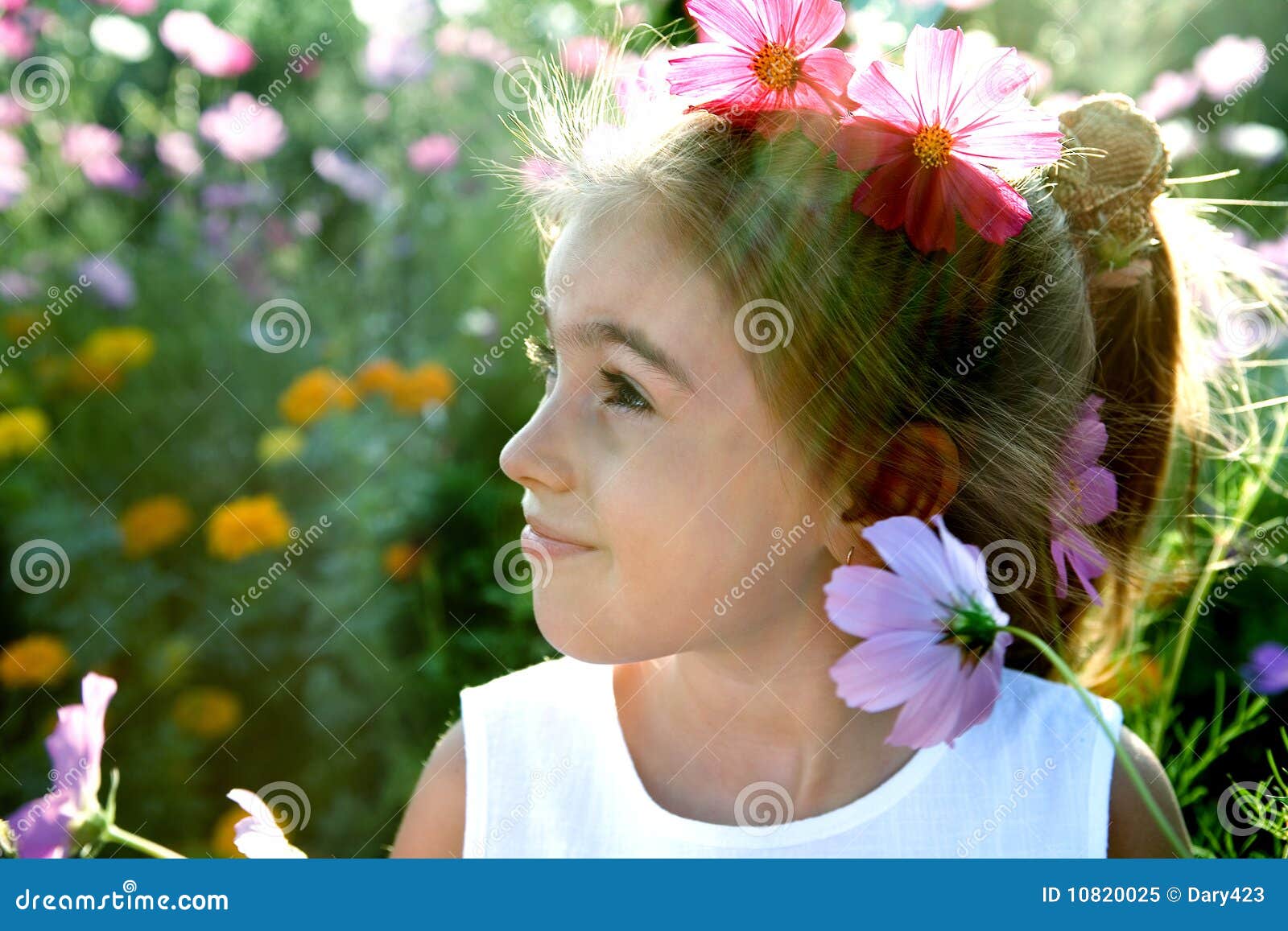 Kind mit Blume im Haar stockbild. Bild von frau, lächeln - 10820025