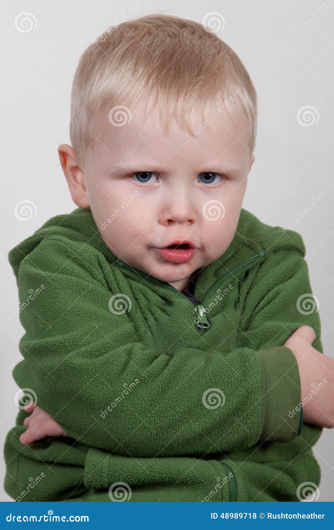 Kind Mit Den Armen Gekreuzt Stockfoto - Bild von gekreuzt, mürrisch ...