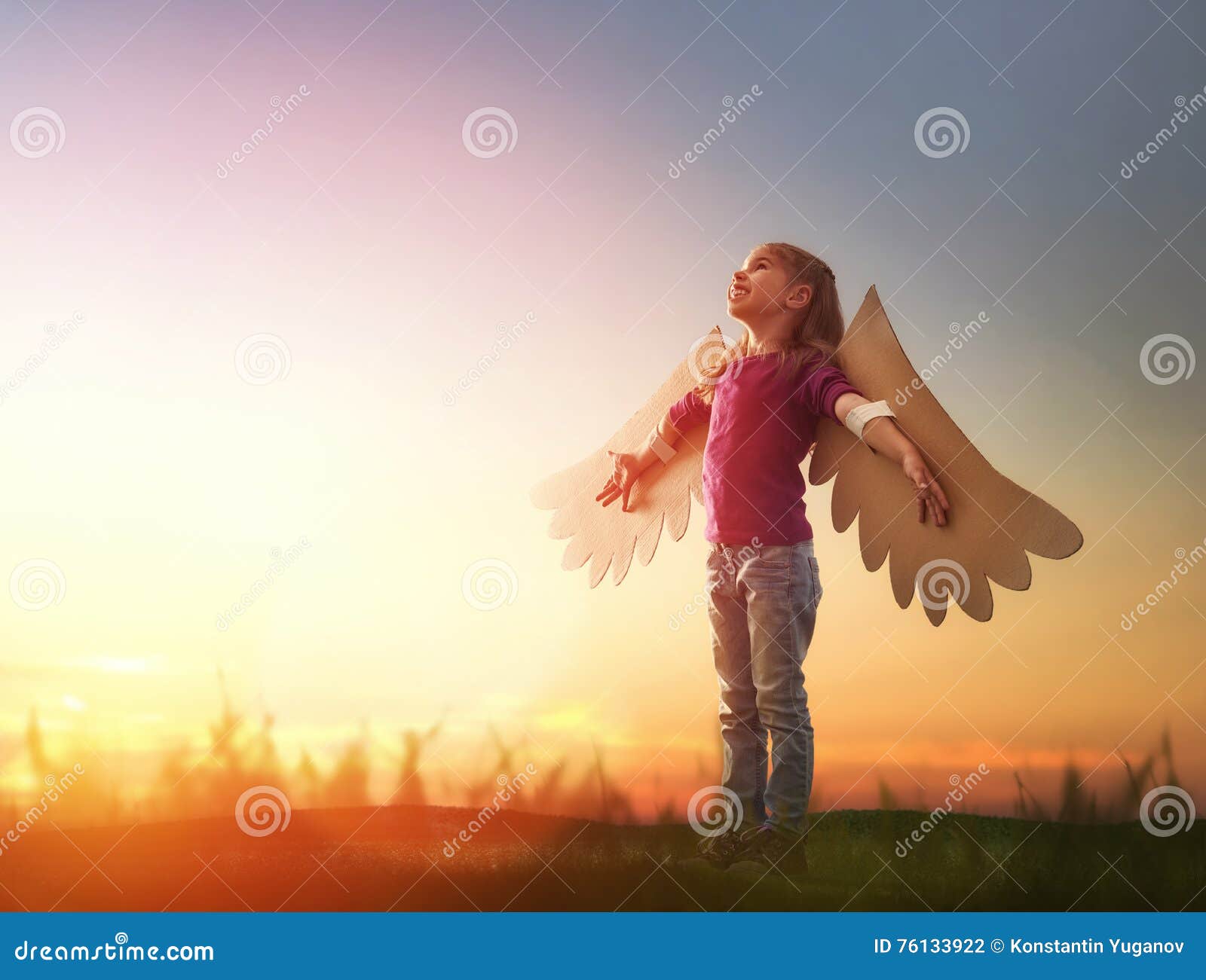 Kind Mit Den Flügeln Eines Vogels Stockfoto - Bild von kindheit, kostüm ...