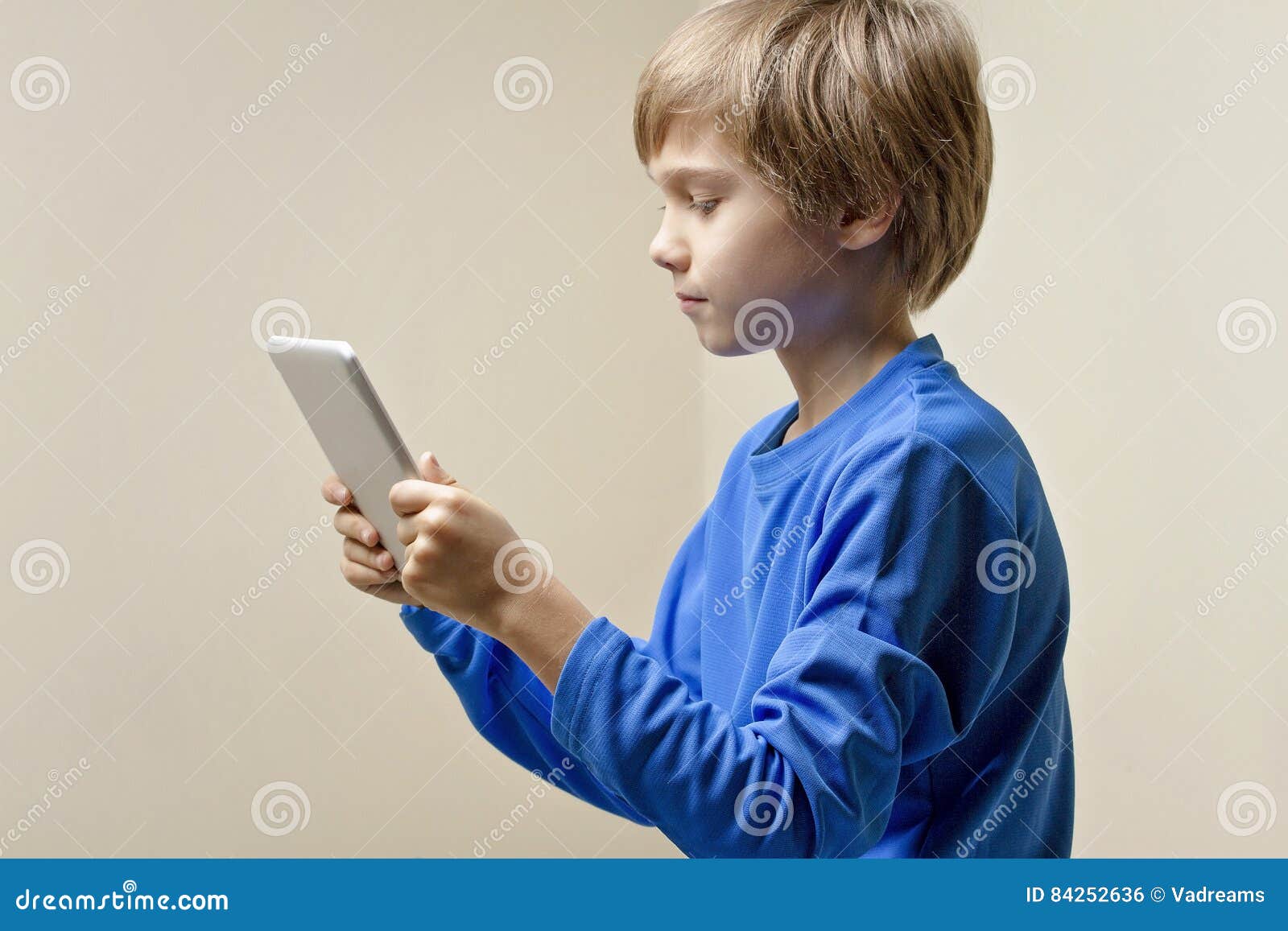 Kind Mit Digitalem Tablet-Computer Stockfoto - Bild von heimarbeit ...