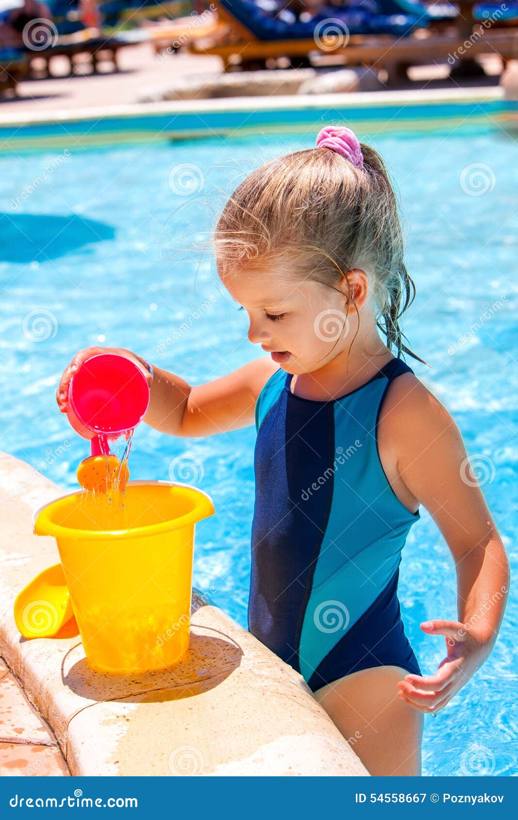 Kind Mit Eimer Im Swimmingpool Stockbild - Bild von kindheit, spielzeug ...