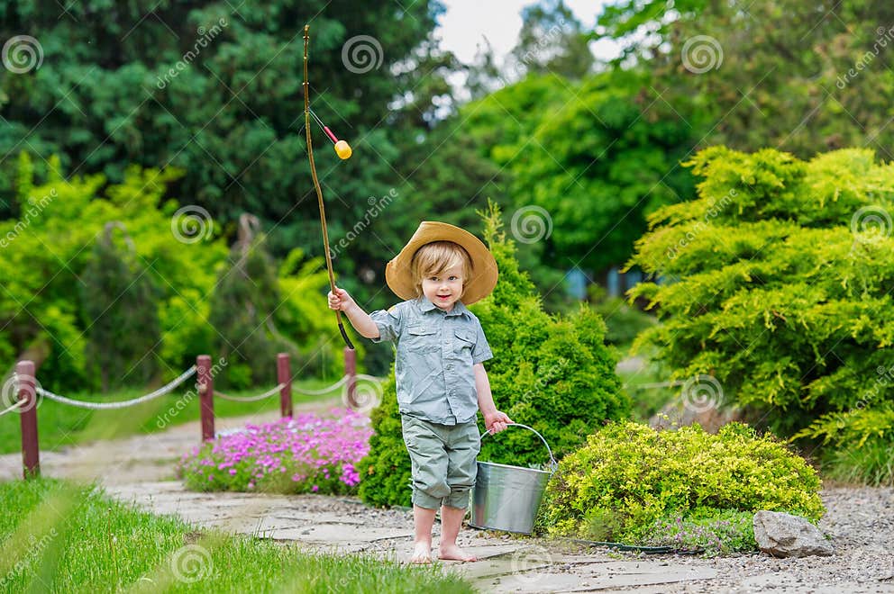 Kind mit Eimer und Stange stockfoto. Bild von kaukasisch - 41161646