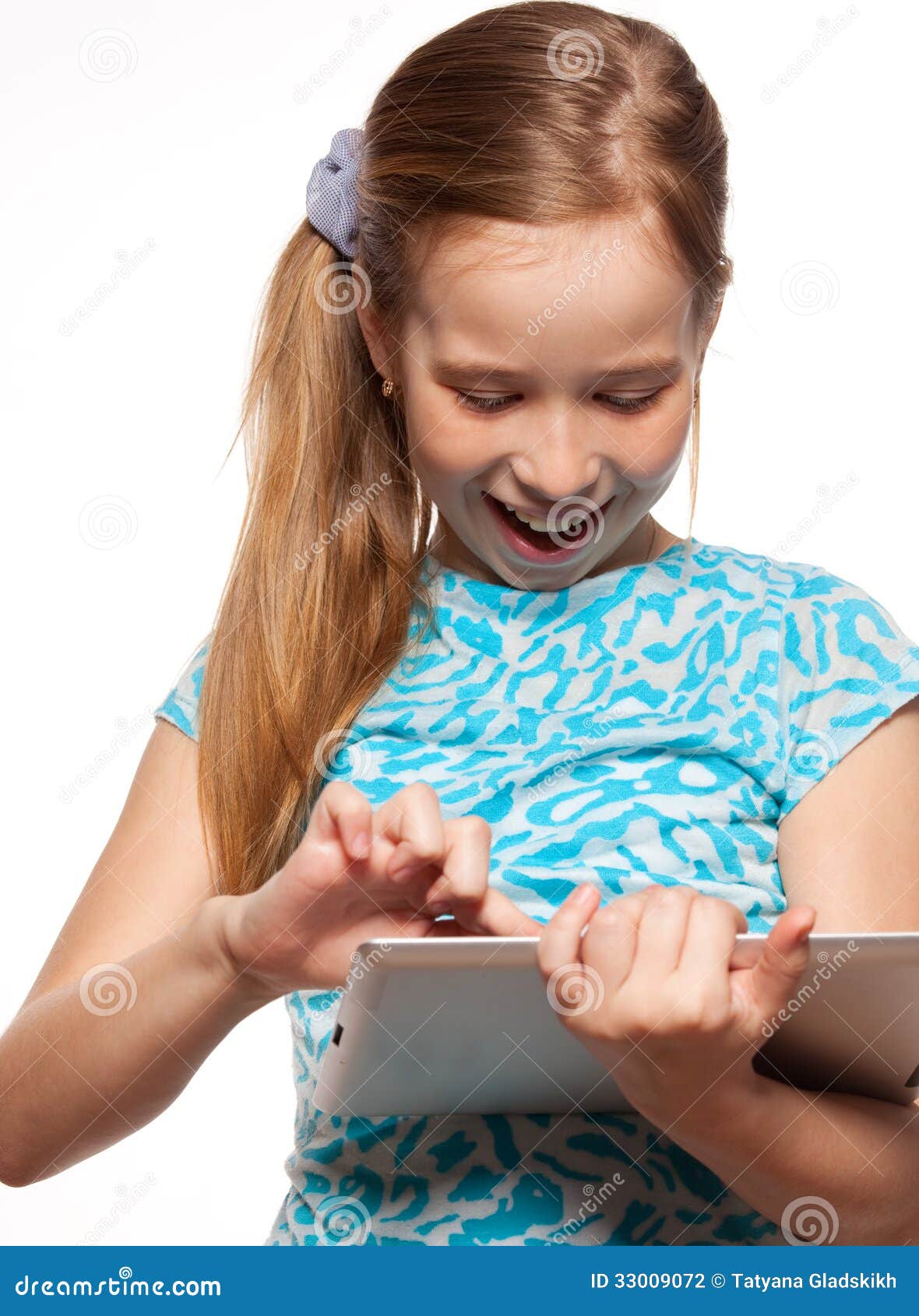 Kind mit einem Tablet-PC stockfoto. Bild von computer - 33009072
