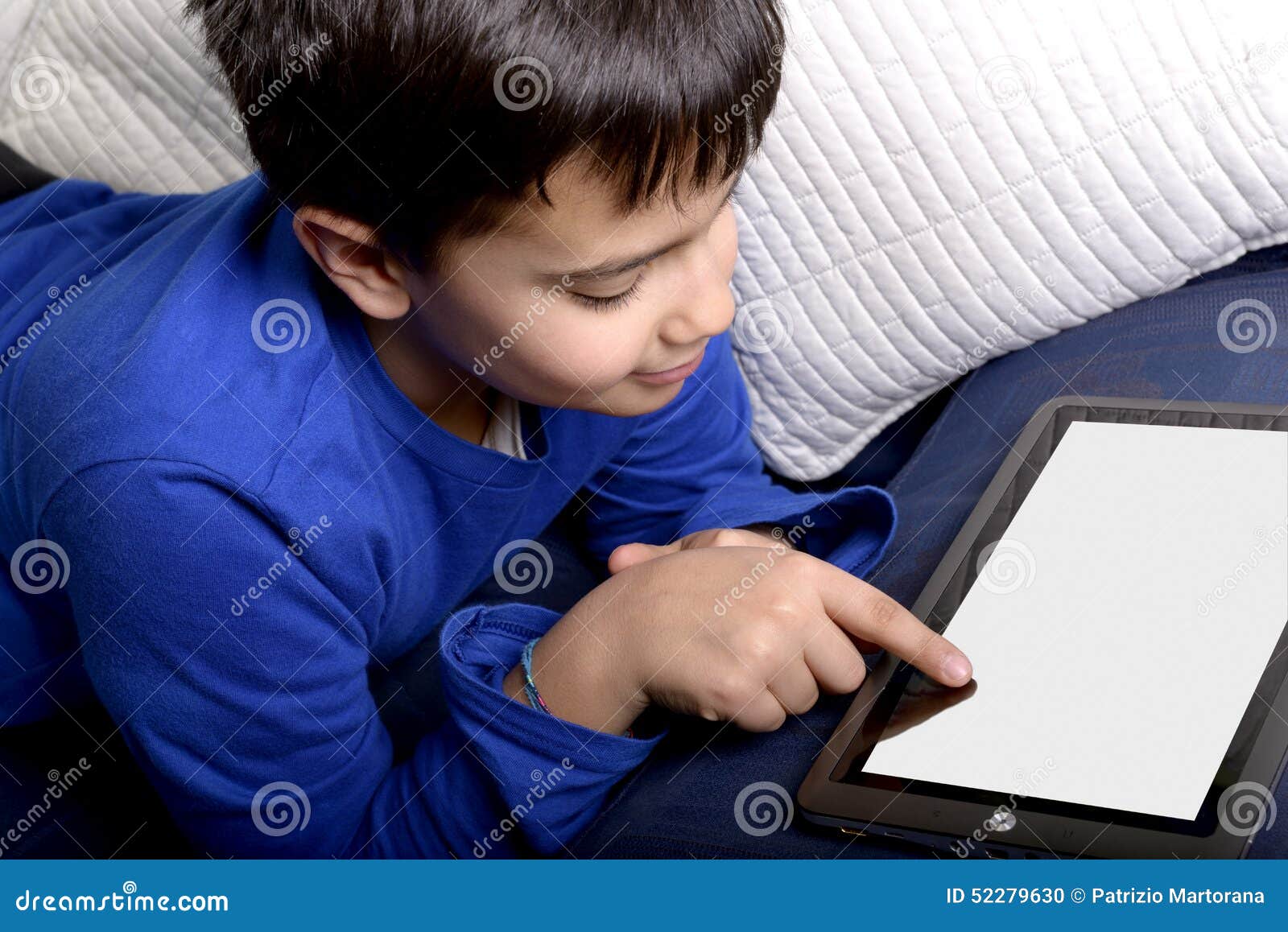 Kind Mit Generischem Tablet Stockfoto - Bild von kind, person: 52279630