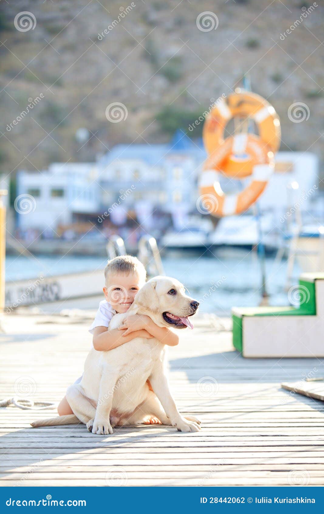 Kind mit Hund stockfoto. Bild von glück, hintergrund - 28442062