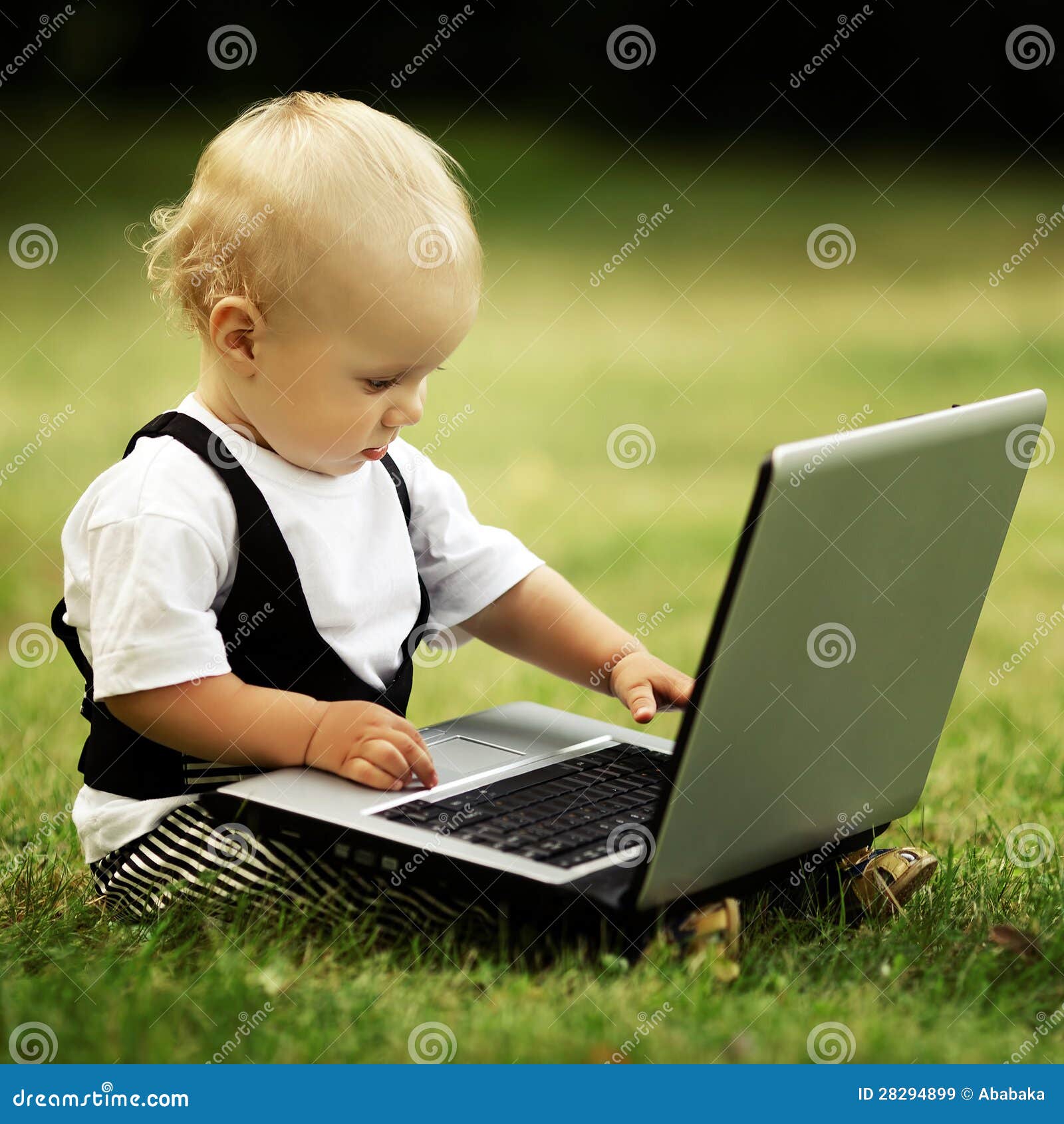 Kind mit Laptop stockbild. Bild von ferien, computer - 28294899