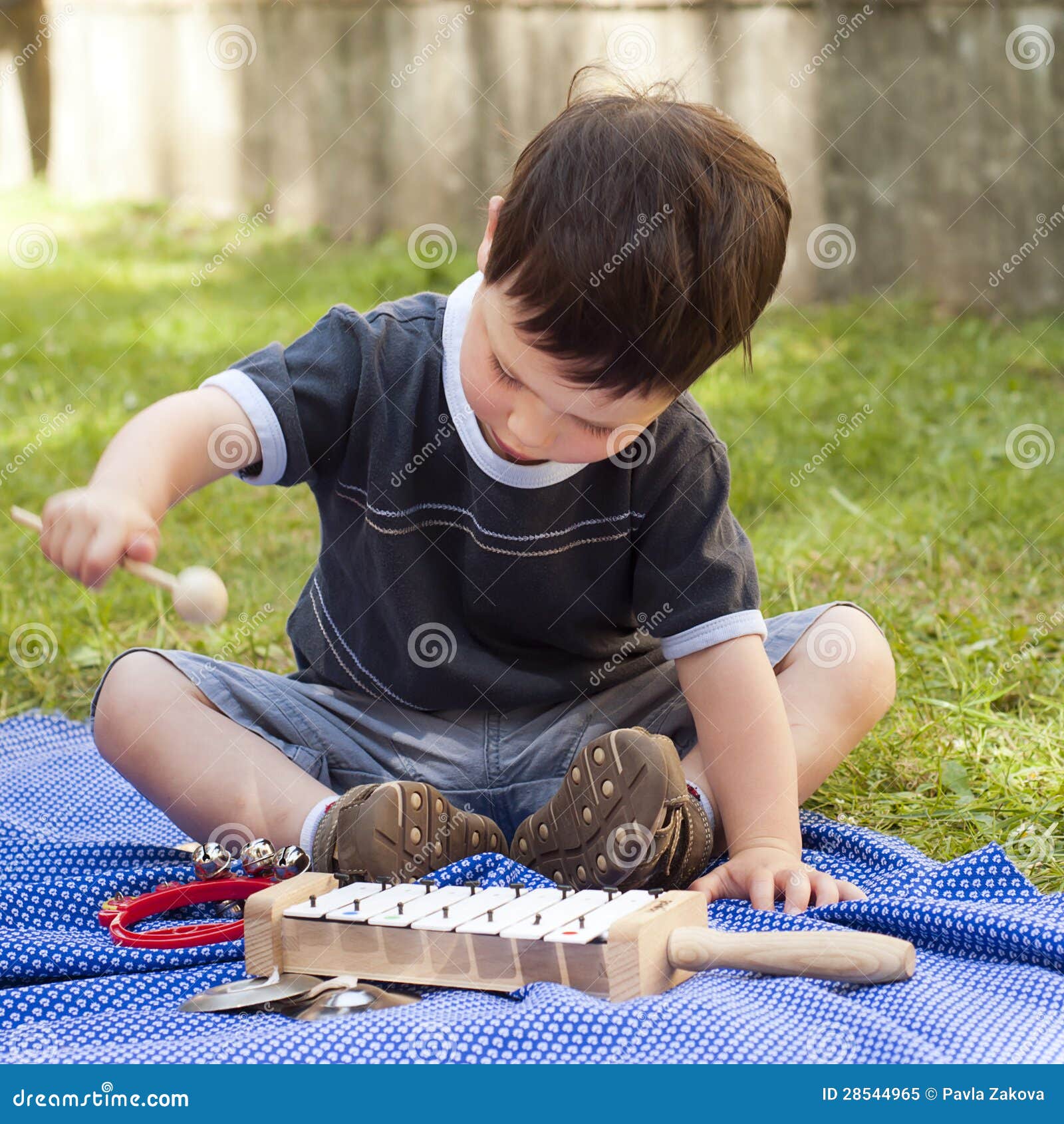 Kind mit Musikinstrumenten stockbild. Bild von zicklein - 28544965