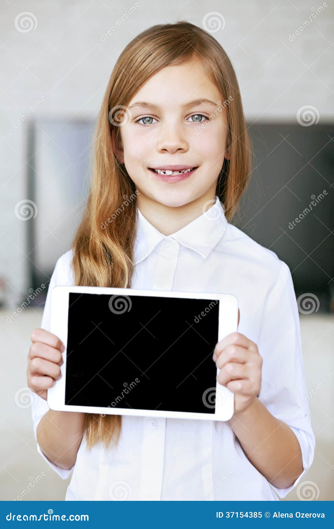 Kind mit Tabletten-PC stockbild. Bild von haupt, kommunikationen - 37154385