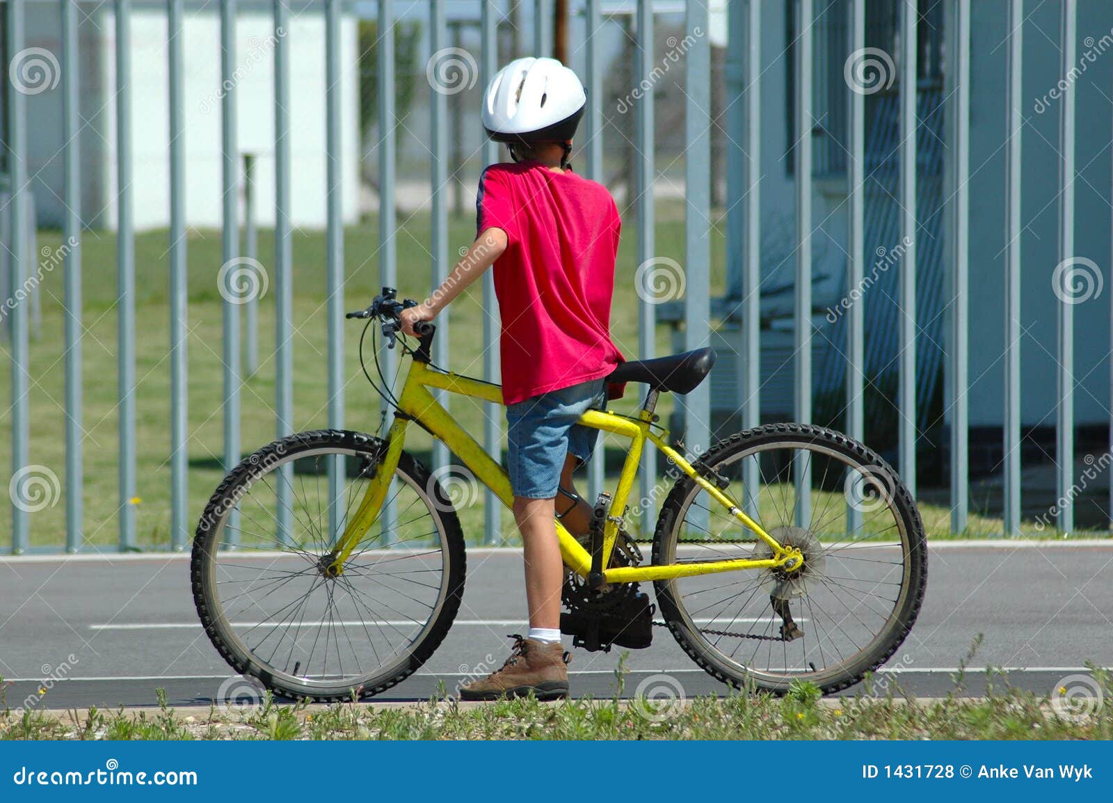 Kind op fiets stock foto. Image of fietsen, actief, helm - 1431728