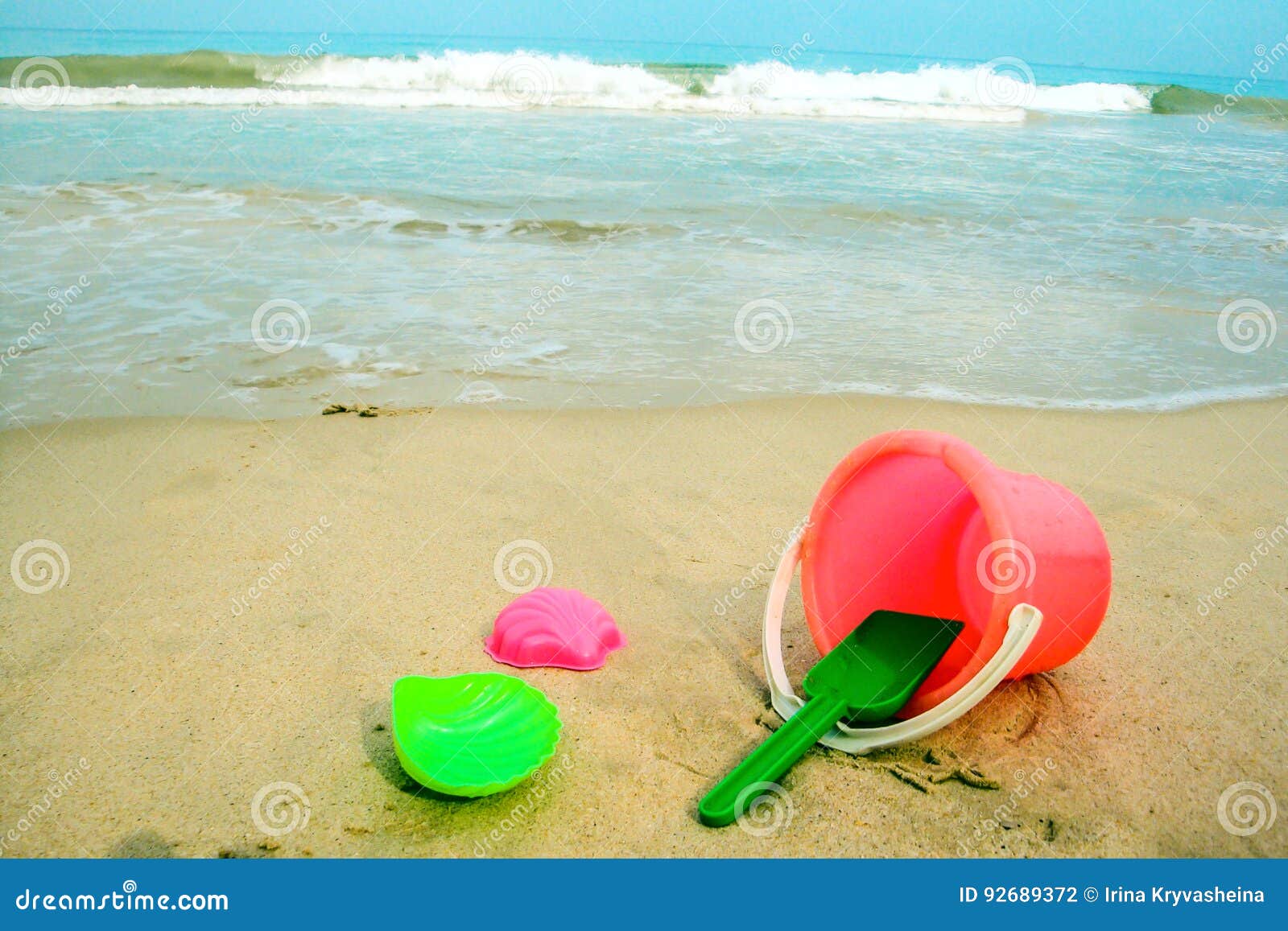 Kind-` S Eimer Und Farbige Formen Auf Dem Strand Im Sand Stockfoto ...