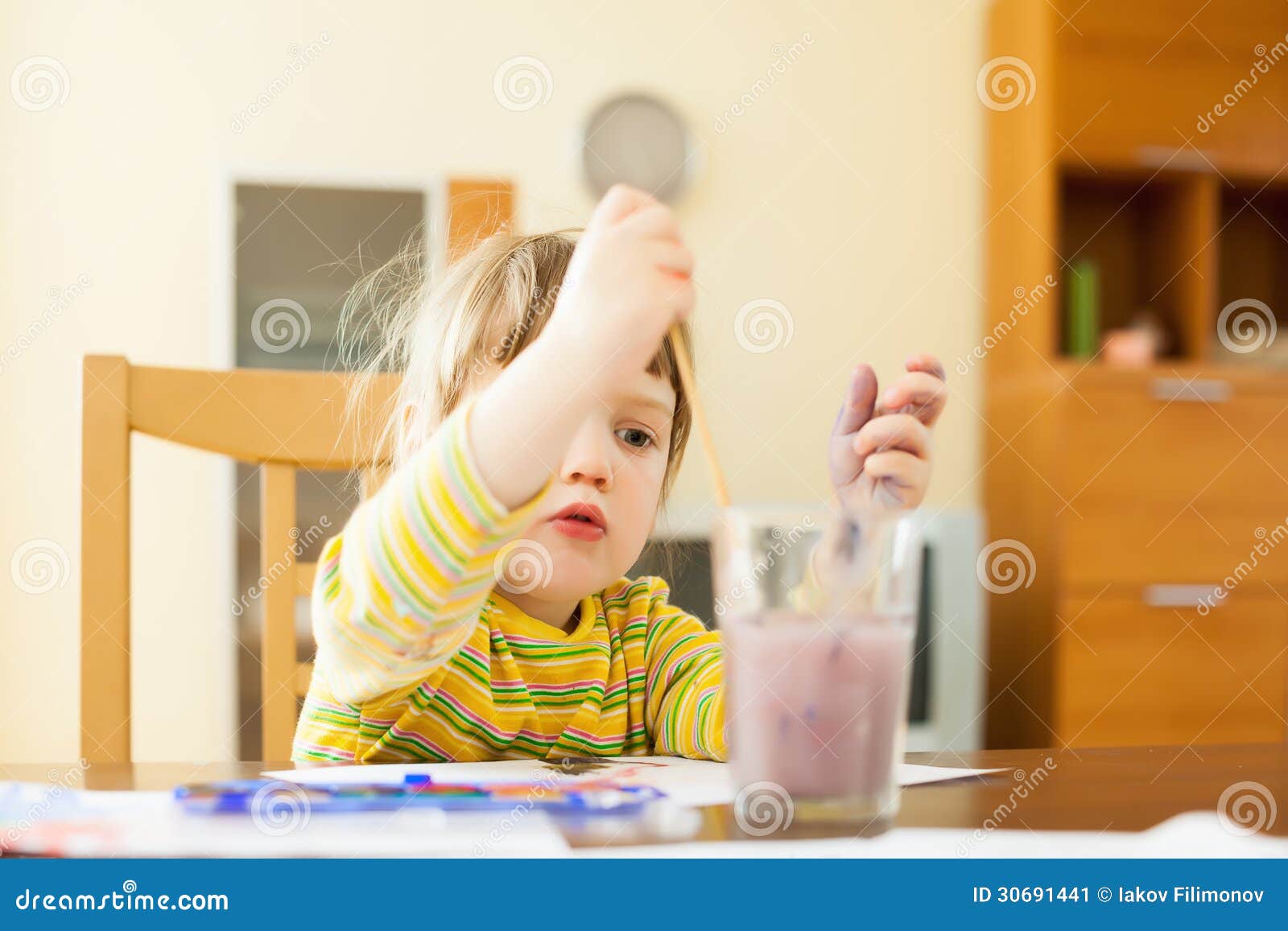 Kind Schilderen Het Van Twee Jaar Met Waterverf Stock Afbeelding ...