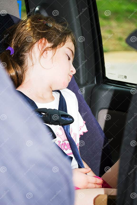 Kind schlafend im Autositz stockbild. Bild von jugend - 4799263