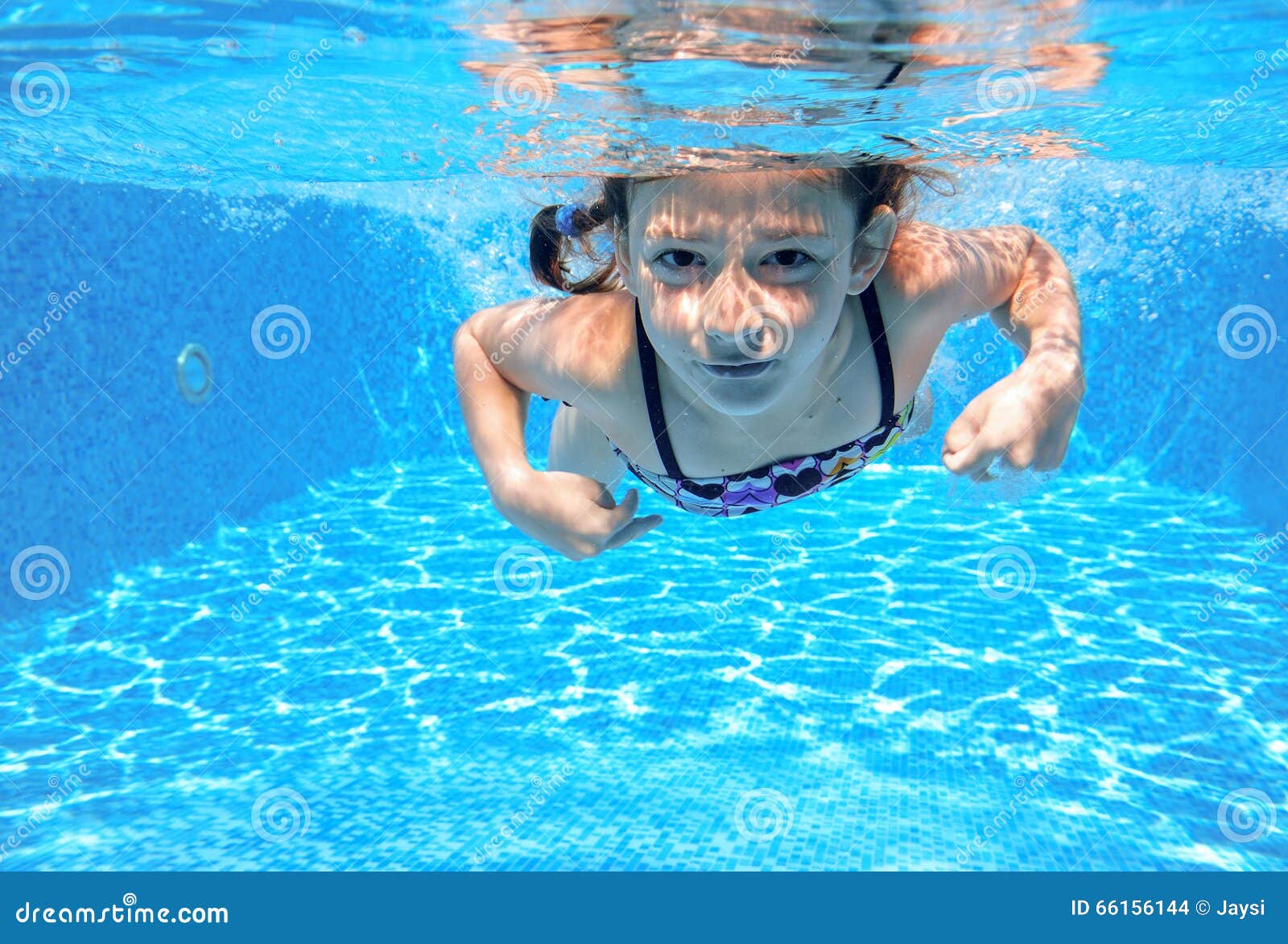 Kind Schwimmt Im Unterwasser Pool Glückliches Aktives Mädchen Hat Spaß