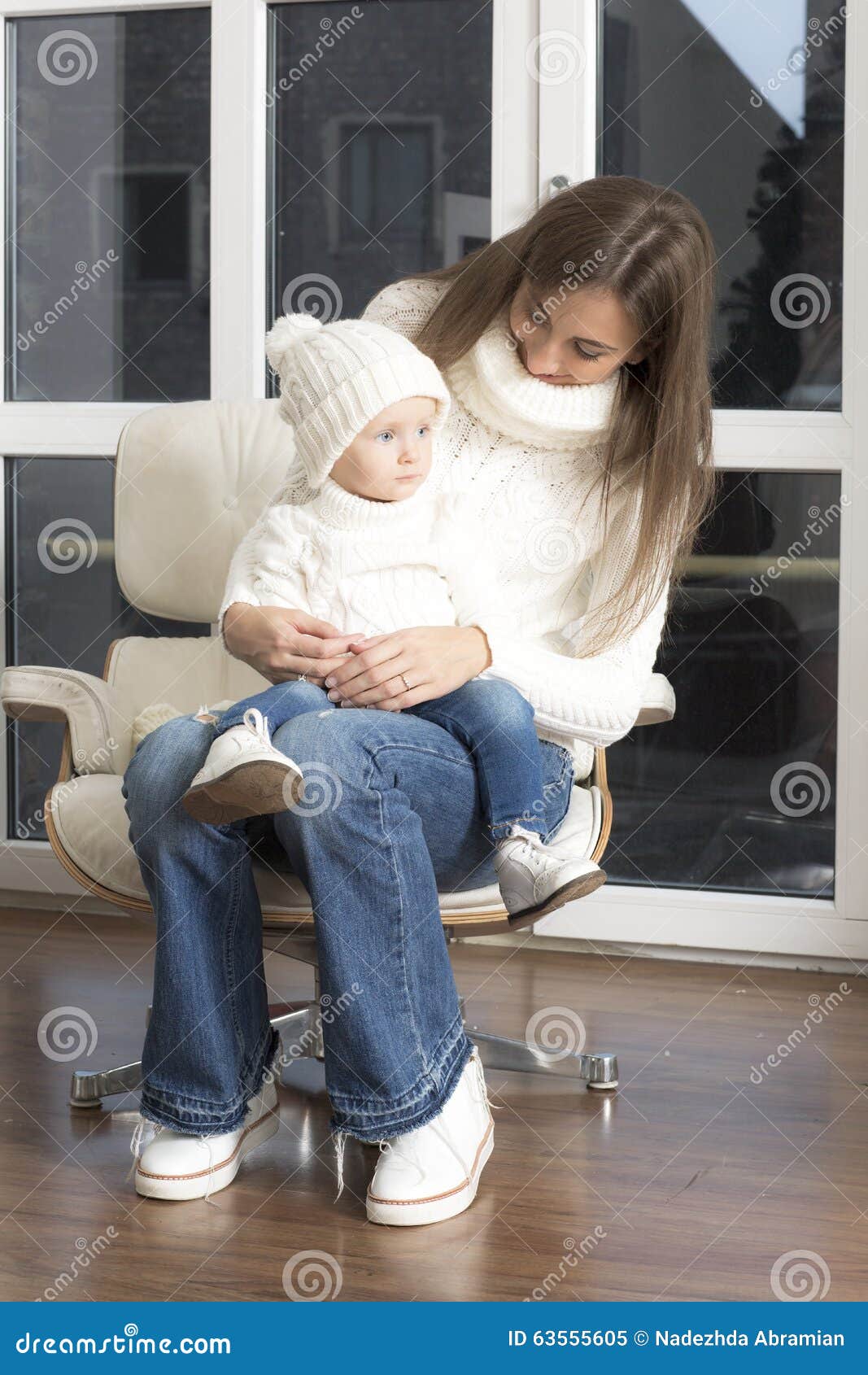Kind Sitzt Auf Dem Schoss Der Mutter Stockbild - Bild von familie ...