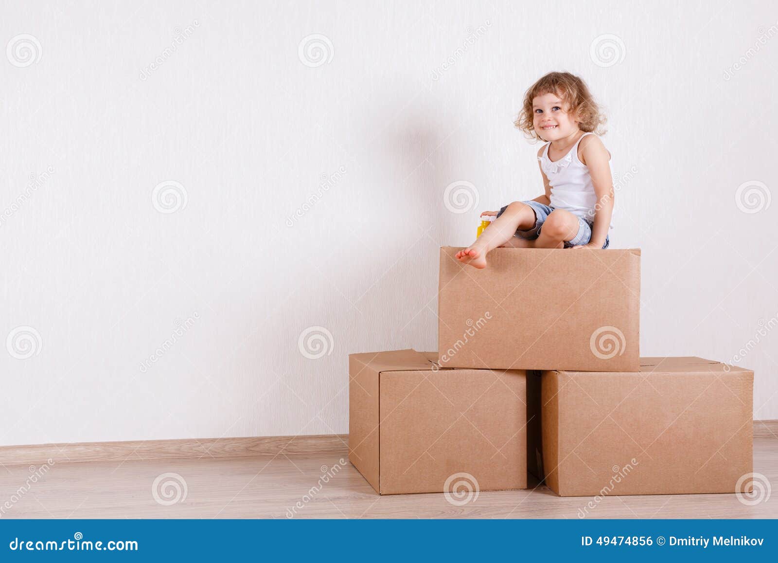 Kind Sitzt in Einem Raum Auf Den Kästen Stockfoto - Bild von kindheit ...