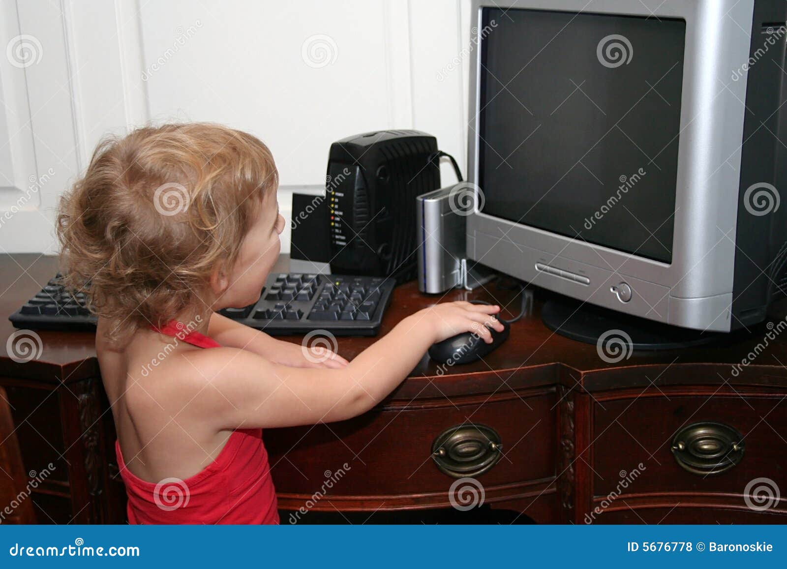 Kind und Computer stockfoto. Bild von technologie, erziehen - 5676778