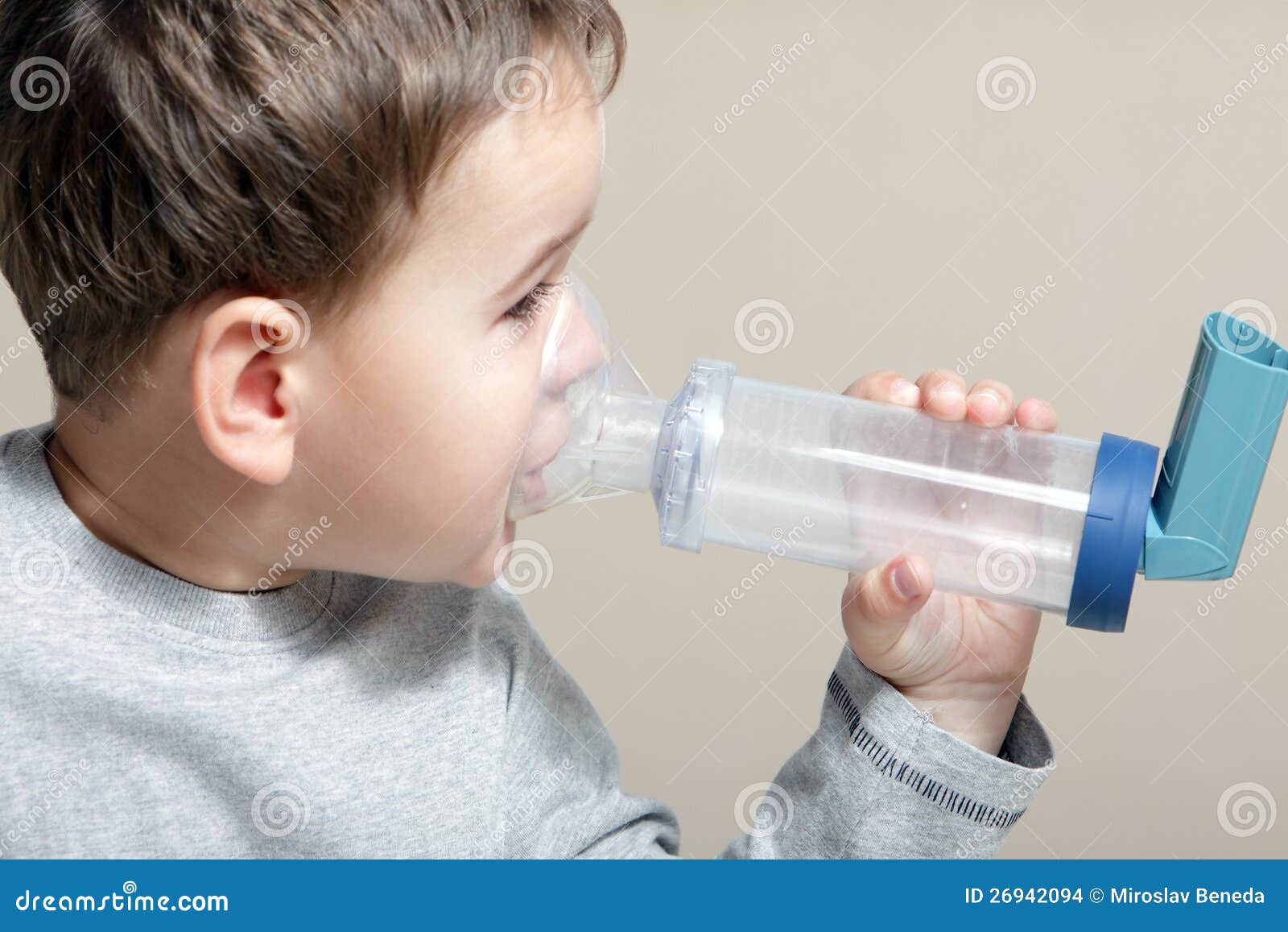 Kind und Inhalator stockfoto. Bild von einatmung, bronchitis - 26942094