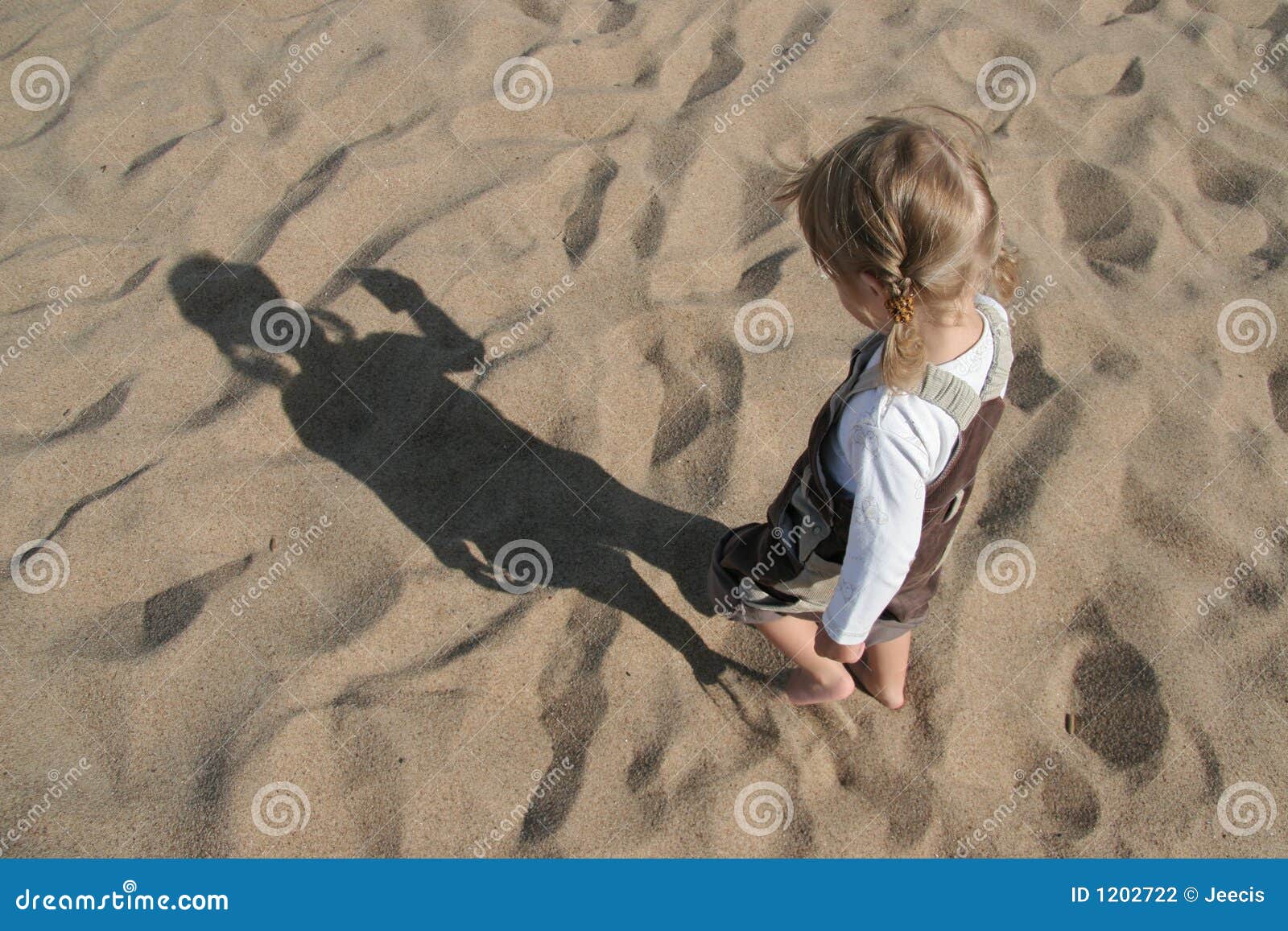 Kind und Schatten stockfoto. Bild von leute, sommer, spiel - 1202722