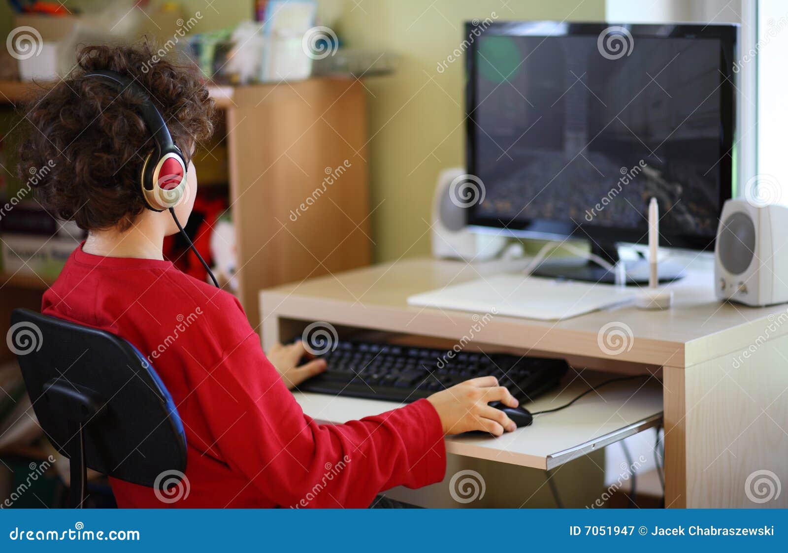 Kind Unter Verwendung Des Computers Stockbild - Bild von kursteilnehmer ...