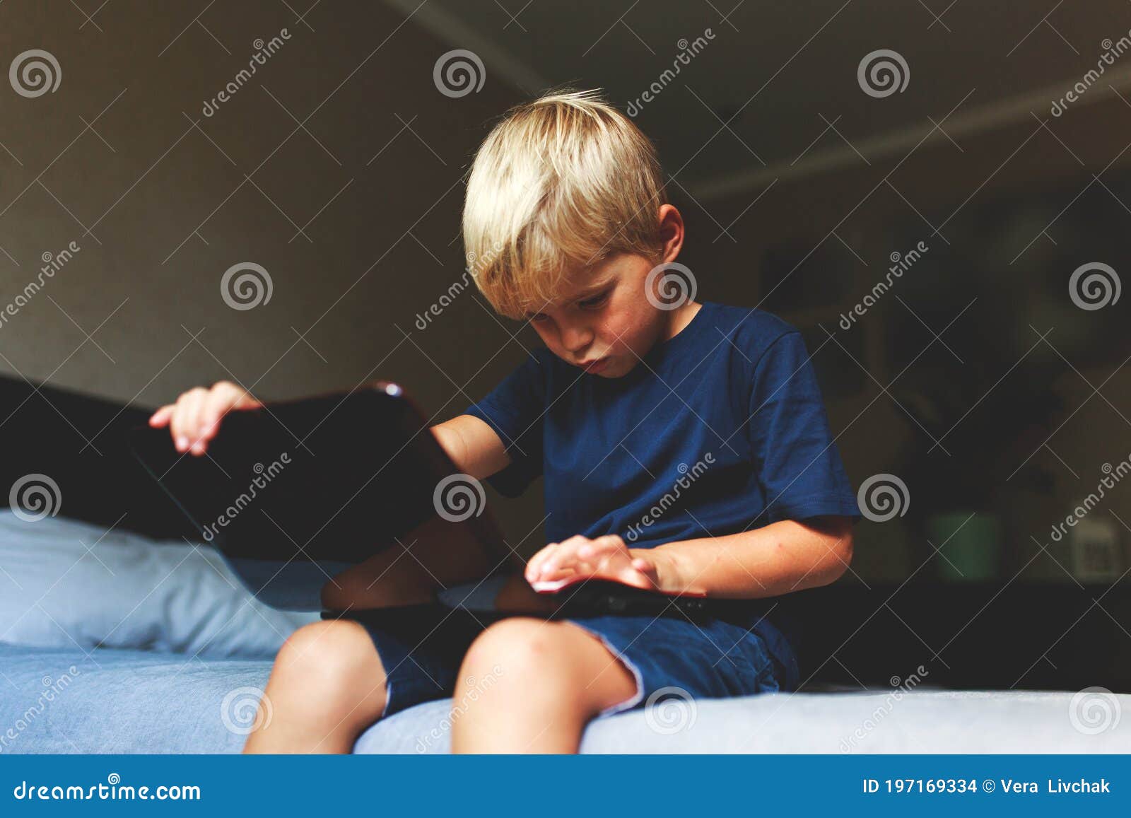 Kind Wird Die Im Bett Liegende Oder Skyping Hausaufgaben Mithilfe ...