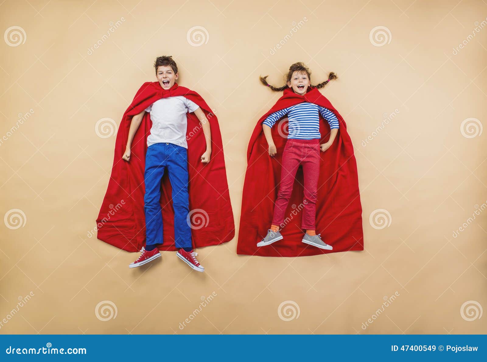 Kinder als Superhelden stockbild. Bild von platz, kindheit - 47400549