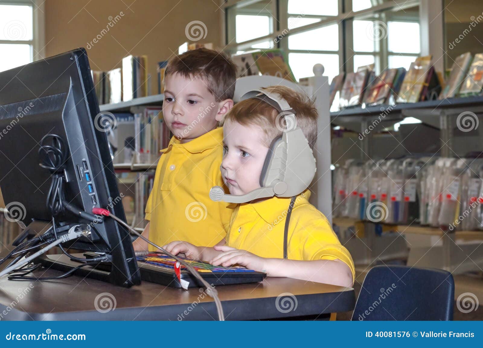 Kinder auf Computer stockfoto. Bild von intelligent, studie - 40081576