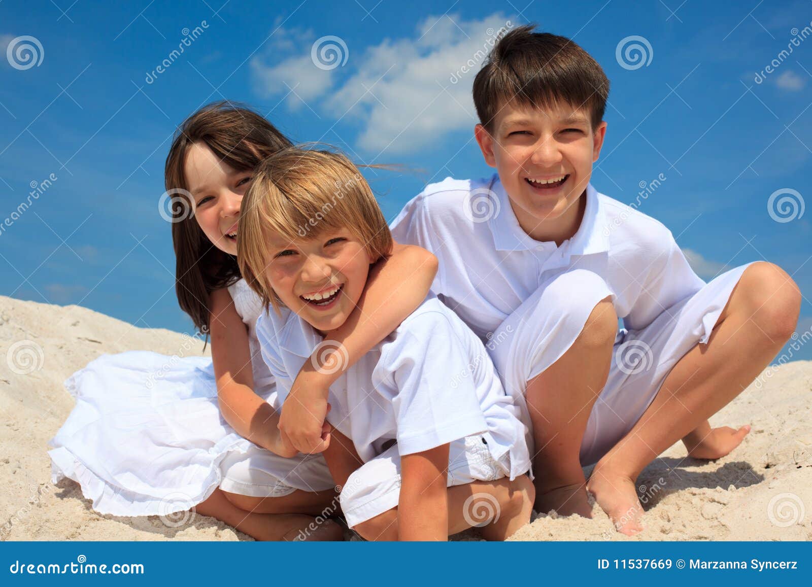 Kinder auf dem Strand stockbild. Bild von bruder, kinder - 11537669