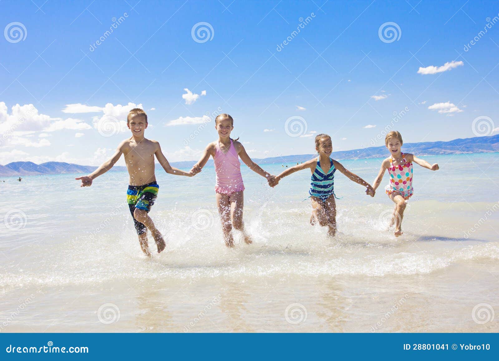 Kinder Auf Ferien am Strand Stockbild - Bild von familie, erfahrungen ...
