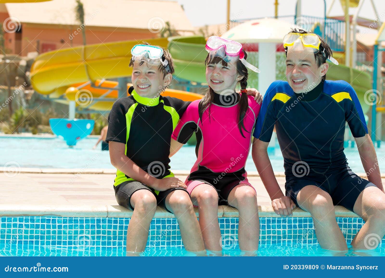 Kinder auf Rand des Pools stockbild. Bild von freund - 20339809