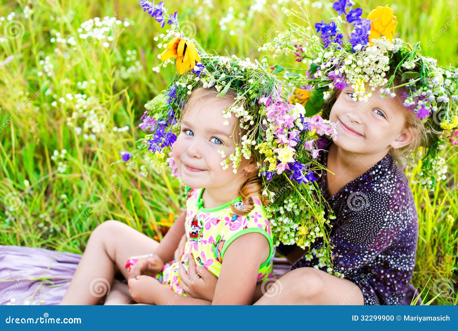 Kinder auf Sommernatur stockfoto. Bild von kind, draussen - 32299900