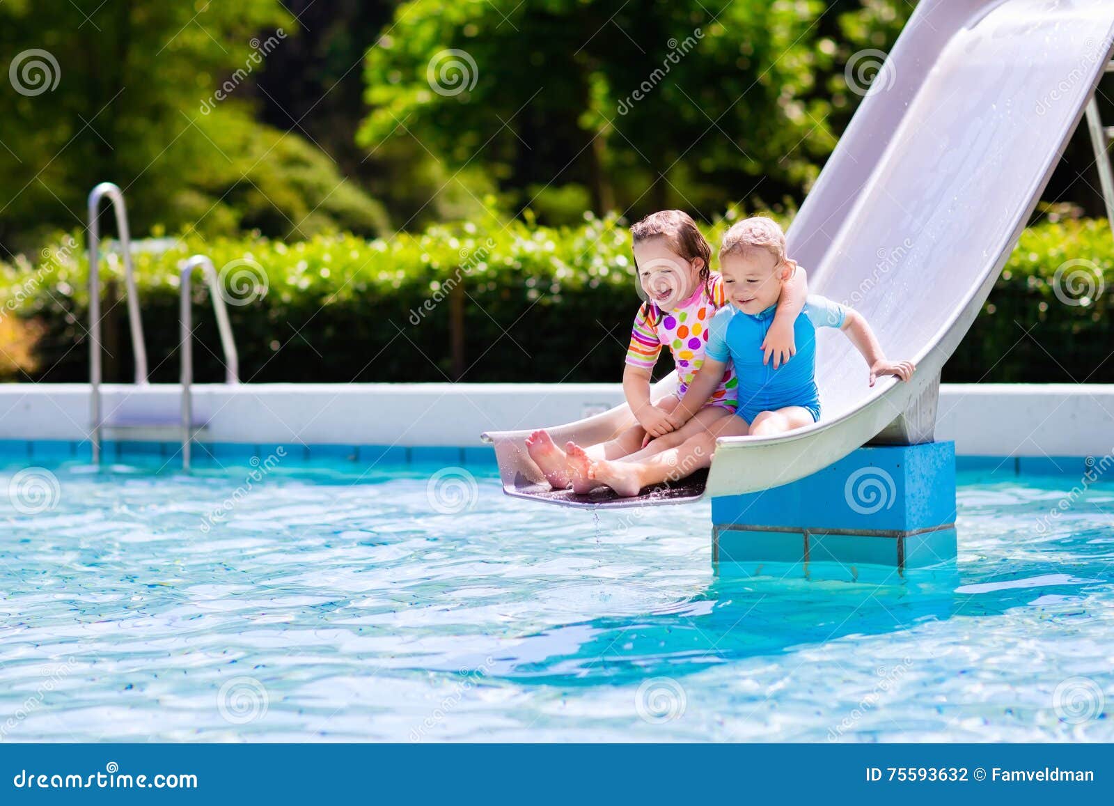 Kinder Auf Wasserrutschen Im Swimmingpool Stockfoto - Bild von ring ...