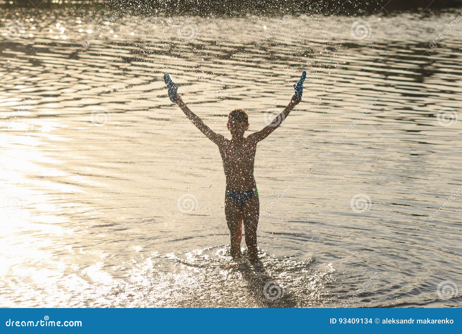 Kinder Baden am Abend Auf Dem Stadtstrand Stockfoto - Bild von leute ...