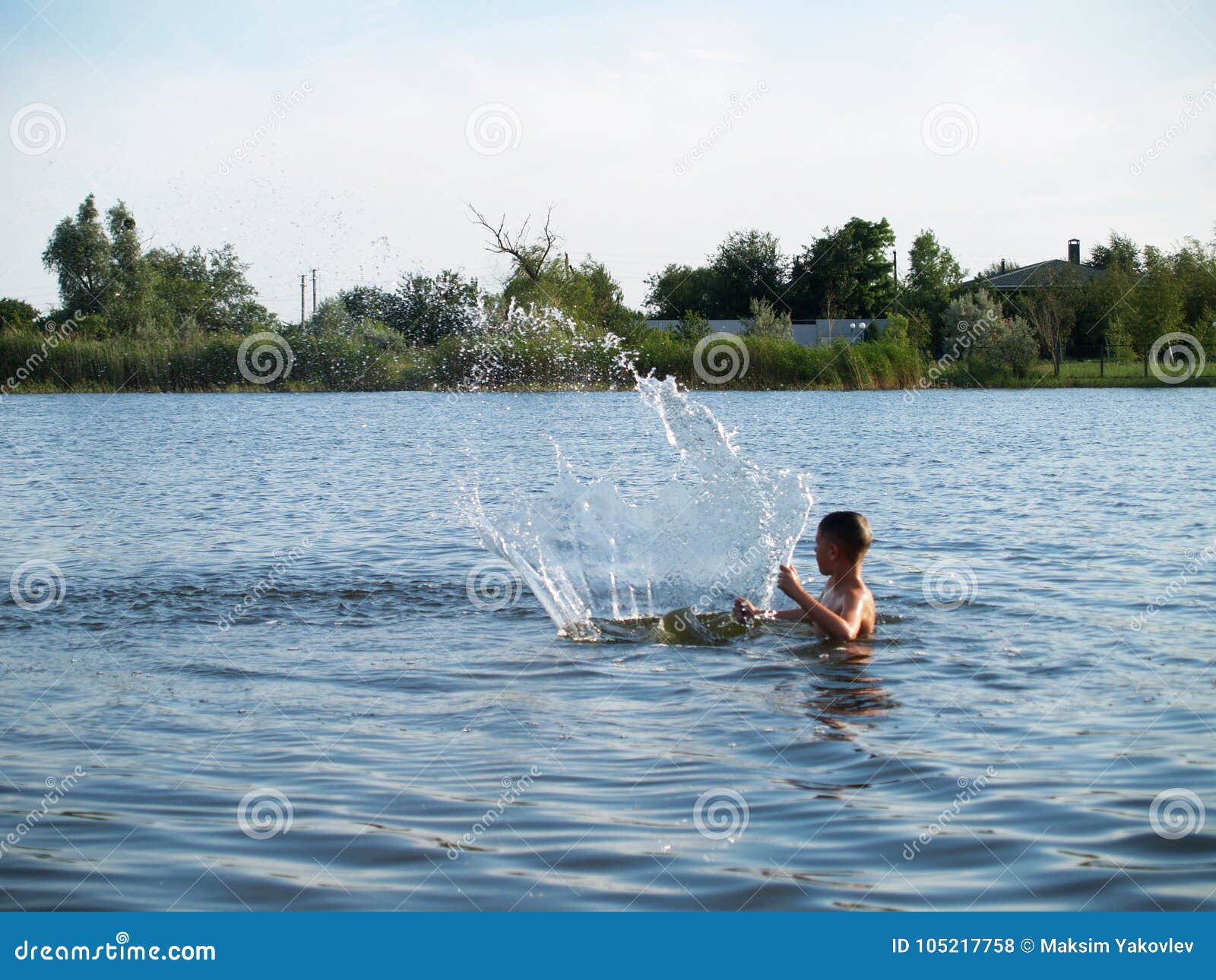 Kinder baden im Fluss stockfoto. Bild von sommer, baden - 105217758