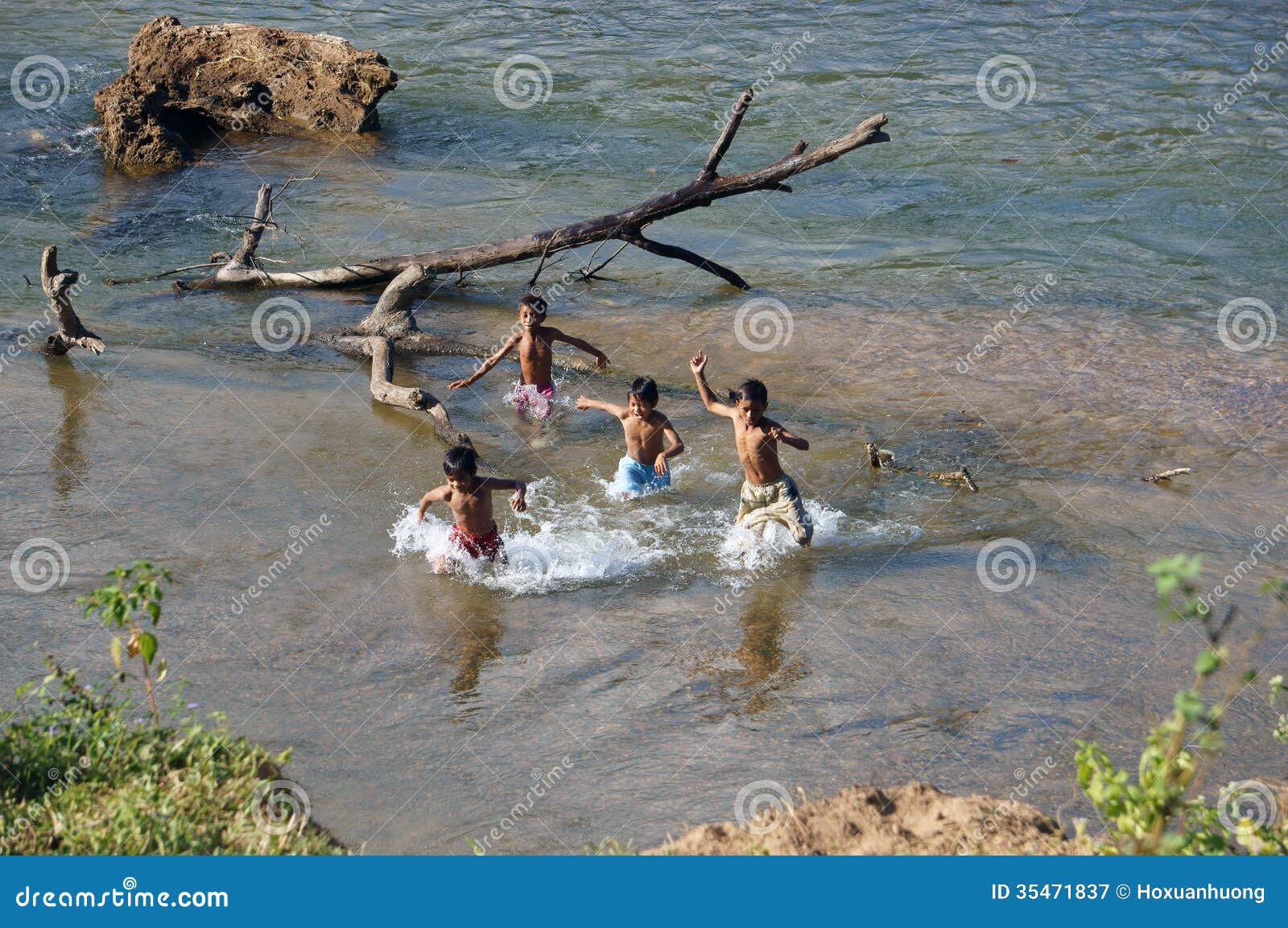 Kinder baden im Fluss redaktionelles stockfotografie. Bild von farben ...