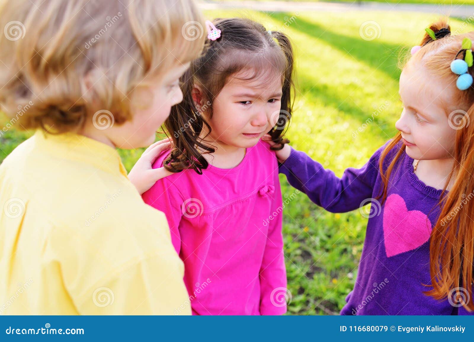 Kinder Bedauern Ein Weinendes Kleines Mädchen Stockbild - Bild von ...