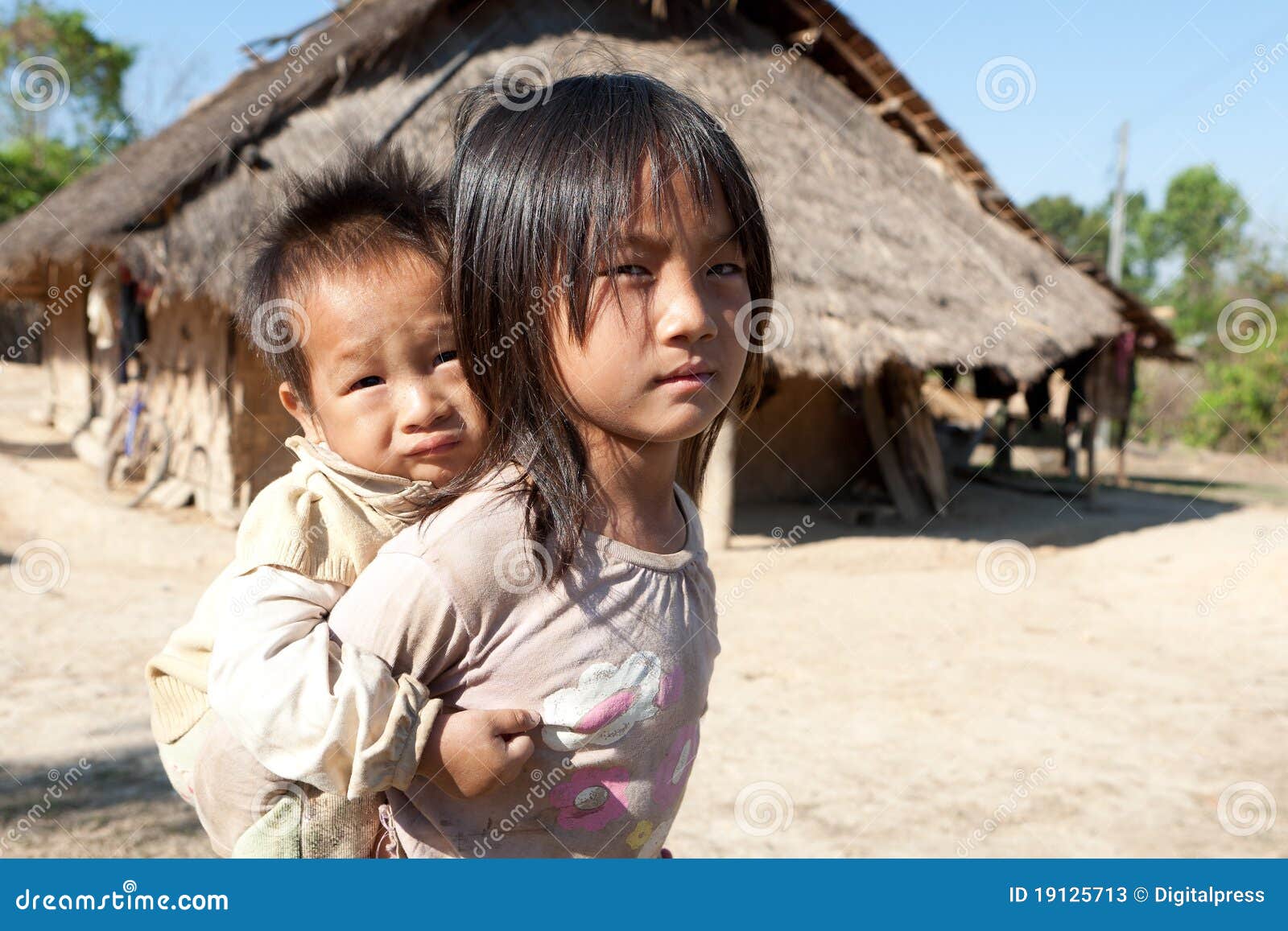 Kinder in der Armut stockbild. Bild von schlecht, obacht - 19125713