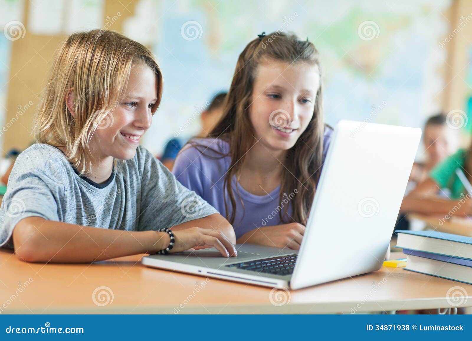 Kinder in Der Informatik-Klasse Stockfoto - Bild von freundlich ...