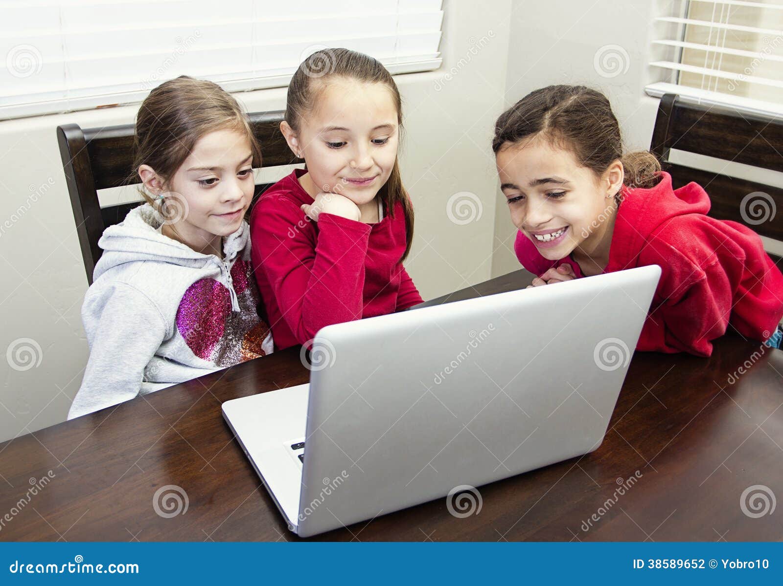 Kinder, Die Auf Dem Computer Spielen Stockfoto - Bild von technologie ...