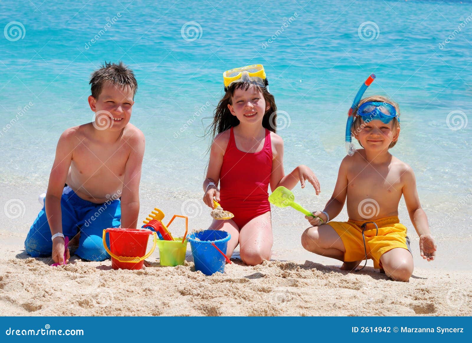 Kinder, Die Auf Einem Strand Spielen Stockfoto - Bild von zicklein ...