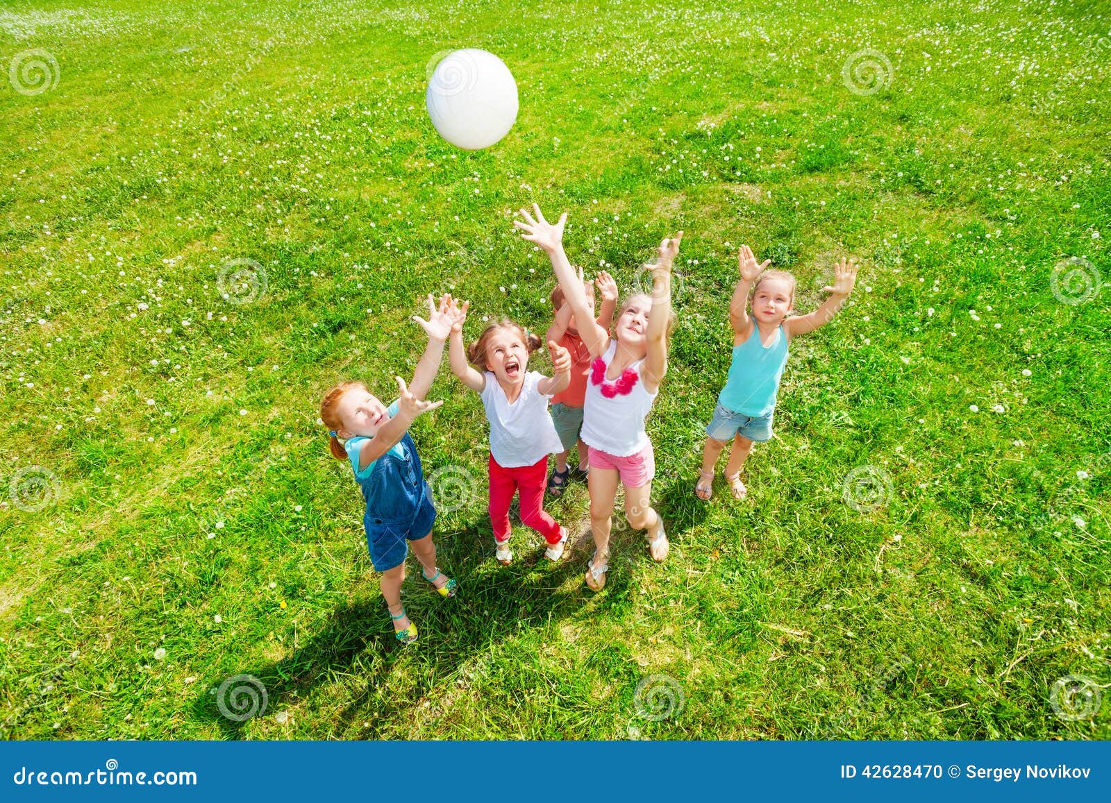 Kinder, Die Ball Auf Einer Wiese Spielen Stockfoto - Bild: 42628470
