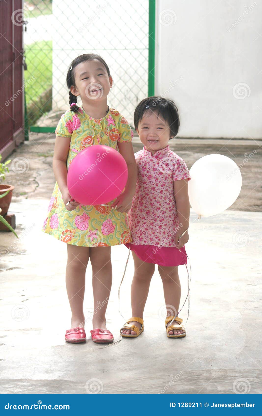 Kinder, Die Ballone Anhalten Stockbild - Bild von glück, freude: 1289211