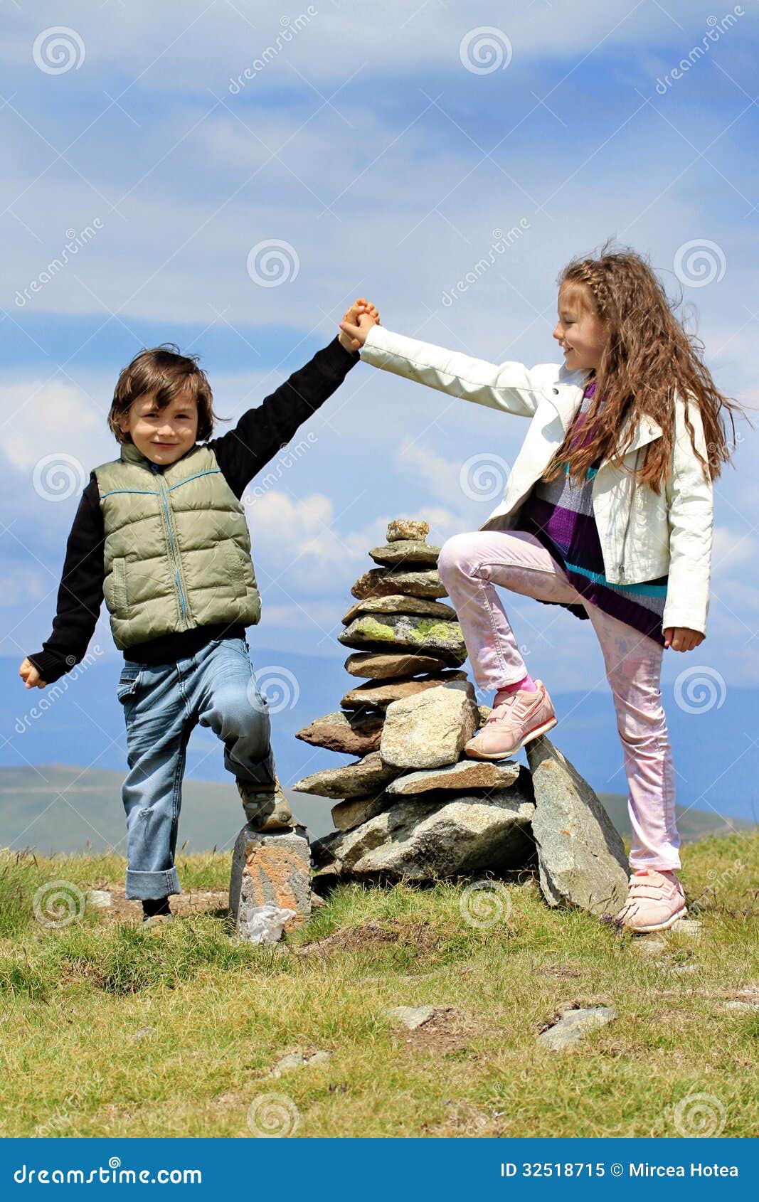 Kinder, die Berg erobern stockbild. Bild von hände, wanderung - 32518715