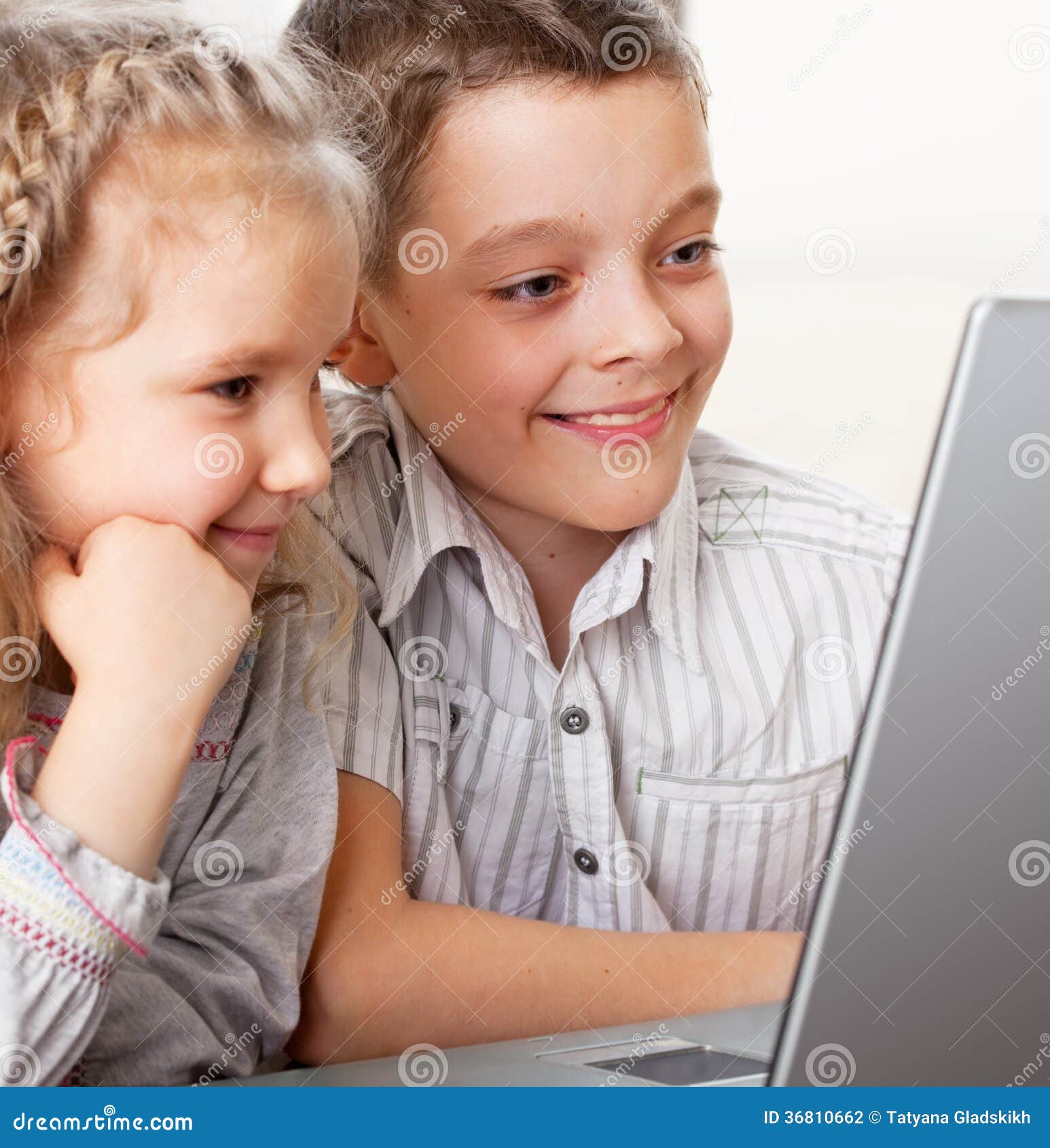 Kinder, Die Computer Spielen Stockfoto - Bild von internet, zuhause ...