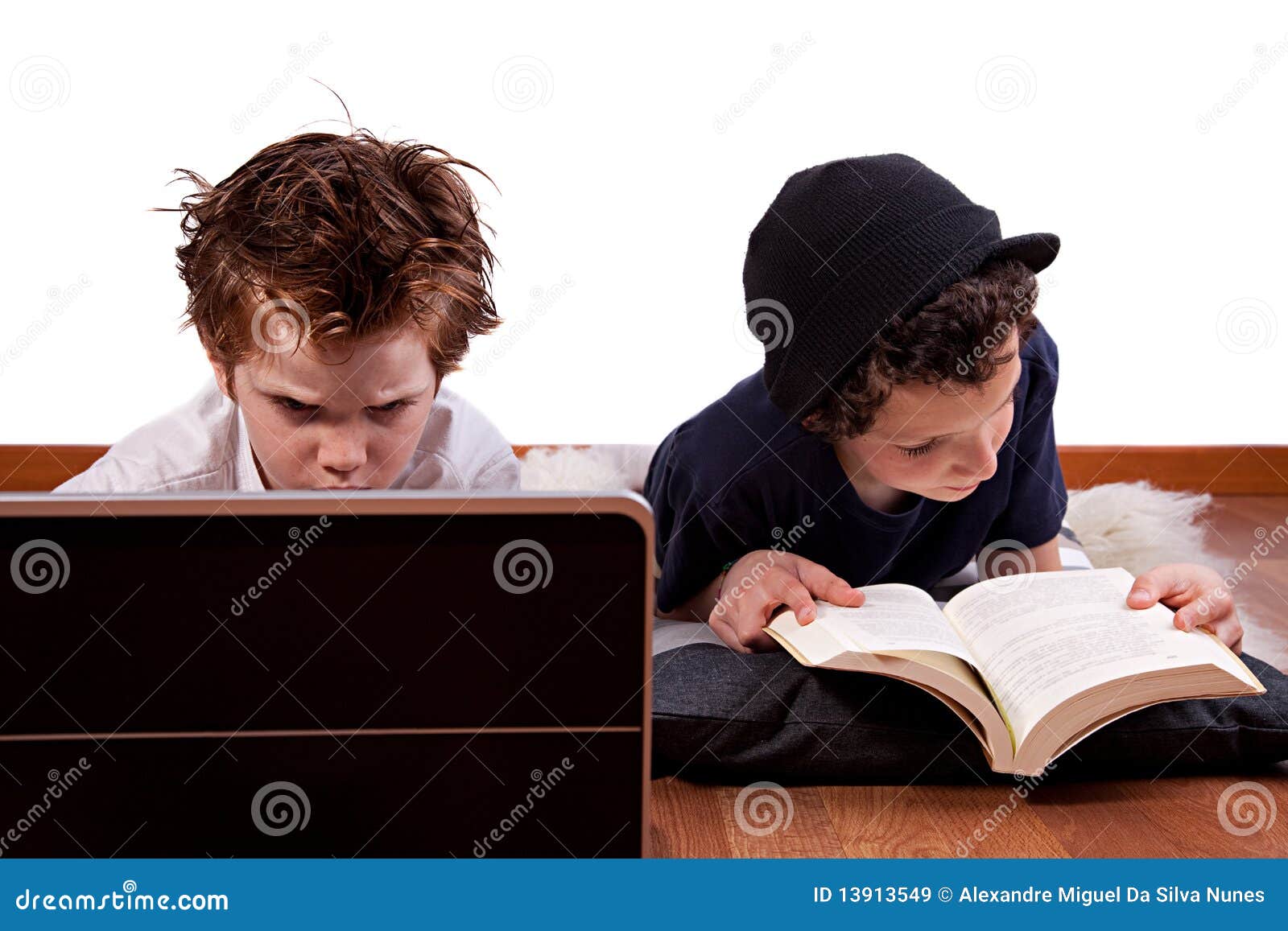 Kinder, Die Computer Spielen Und Ein Buch Lesen Stockbild - Bild von ...