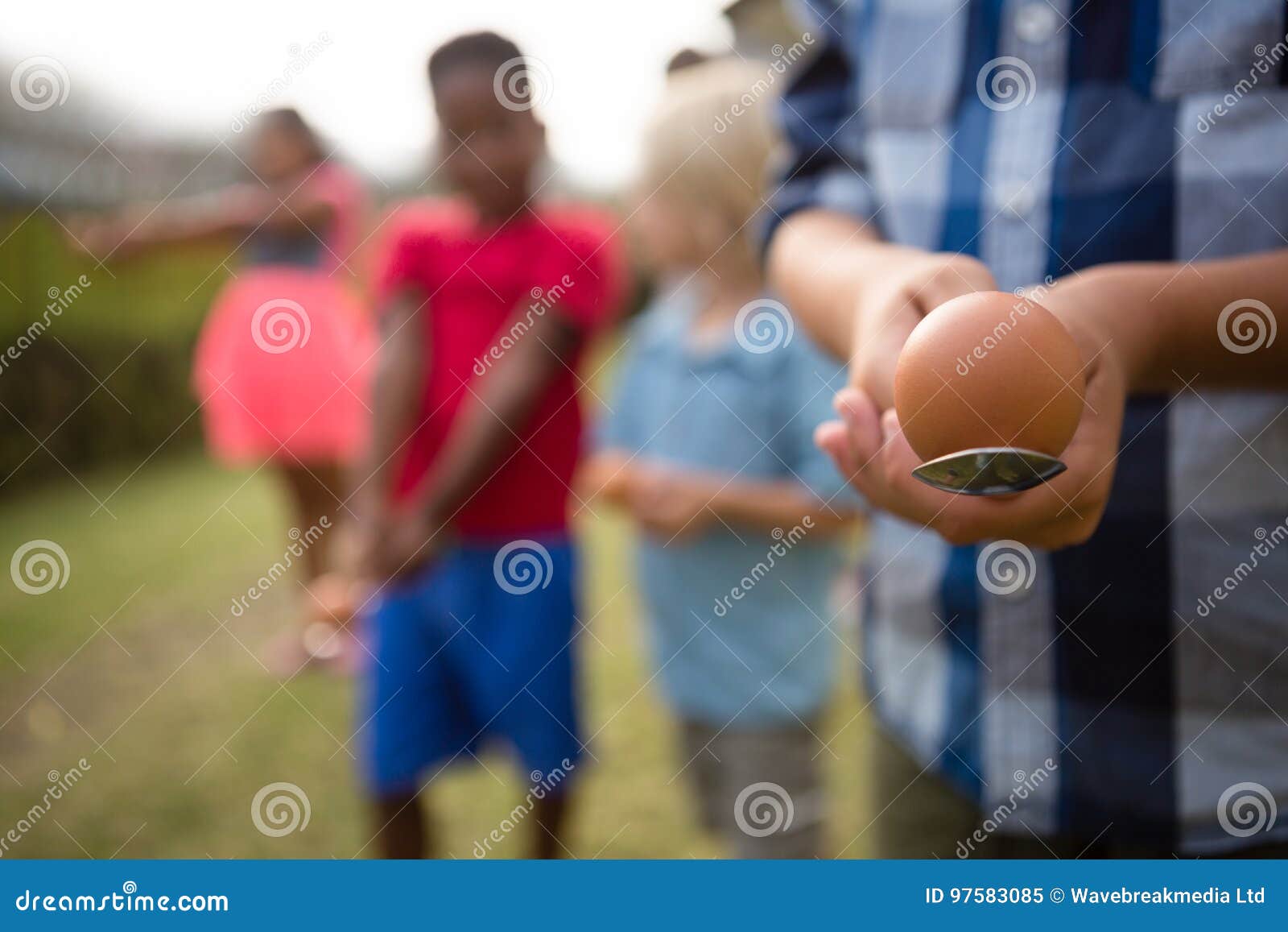 Kinder, Die Eierlauf Spielen Stockbild - Bild von aufregung ...