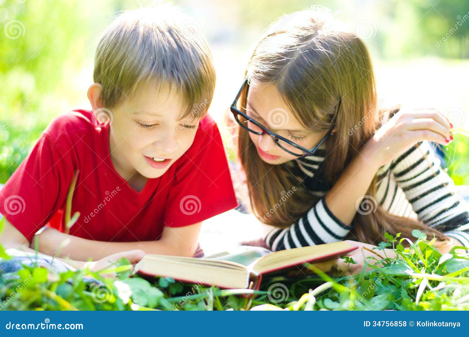 Kinder, die ein Buch lesen stockfoto. Bild von hintergrund - 34756858